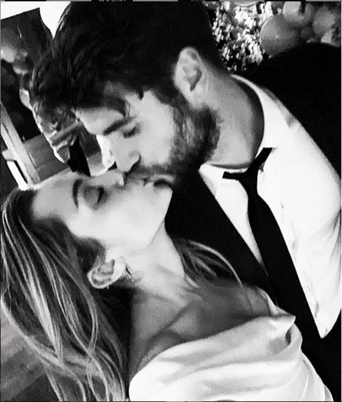 Miley Cyrus e Liam Hemsworth comparten fotos secretas da voda