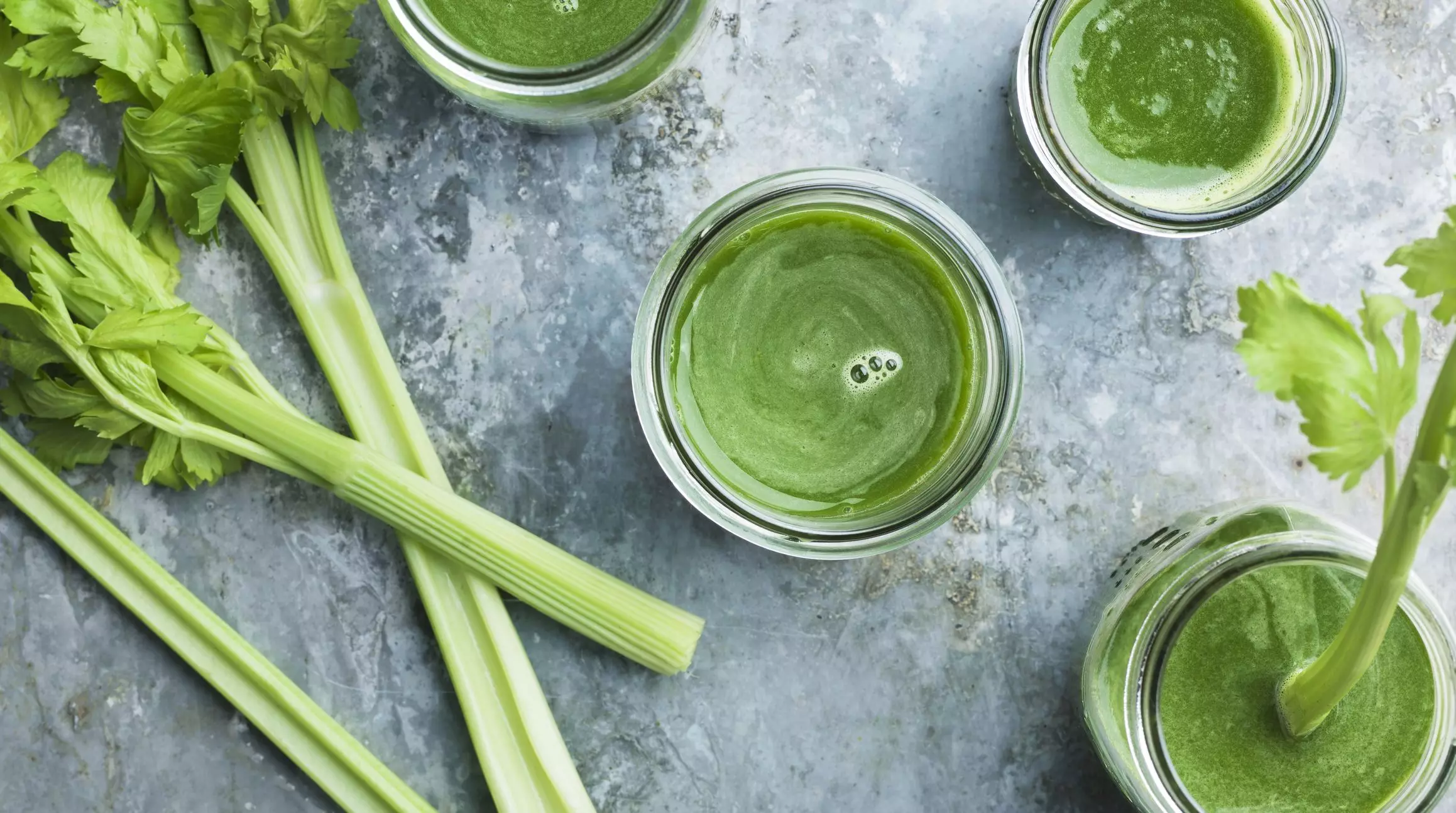 Saderi dan goncang atau smoothie sayur berdaun hijau ini