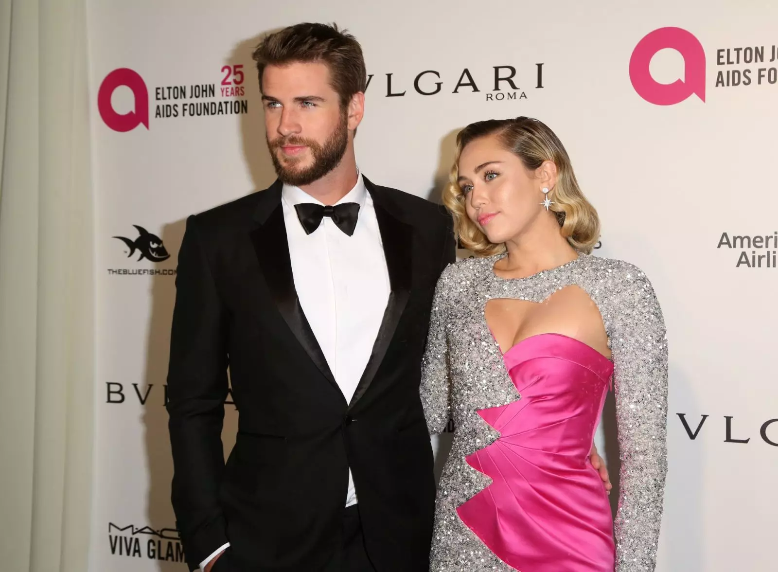 Liam Hemsworth dan Miley Cyrus di Pesta Oscar Elton John