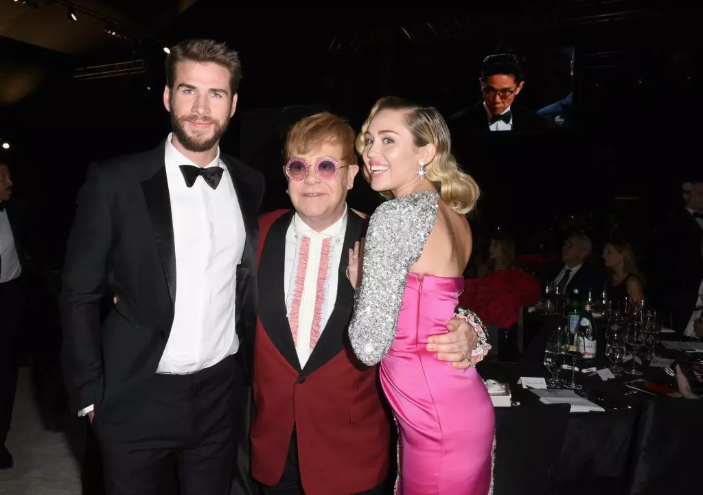 Liam Hemsworth bi Elton John û Miley Cyrus re pozê dike