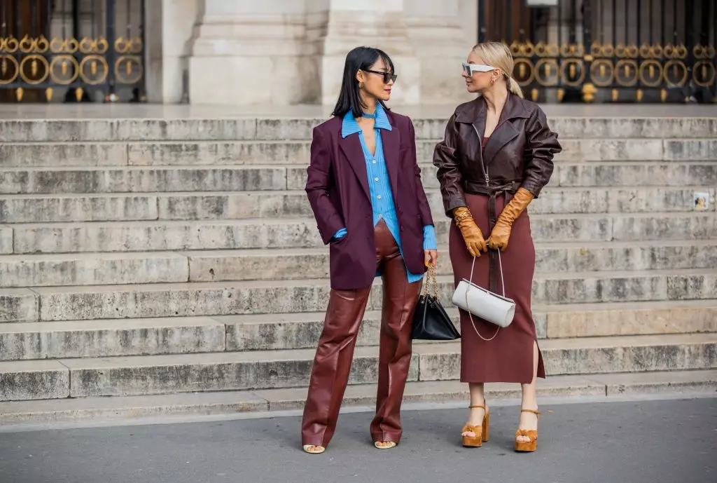 streetstyle dag två paris modevecka damkläder f w 2022 2023