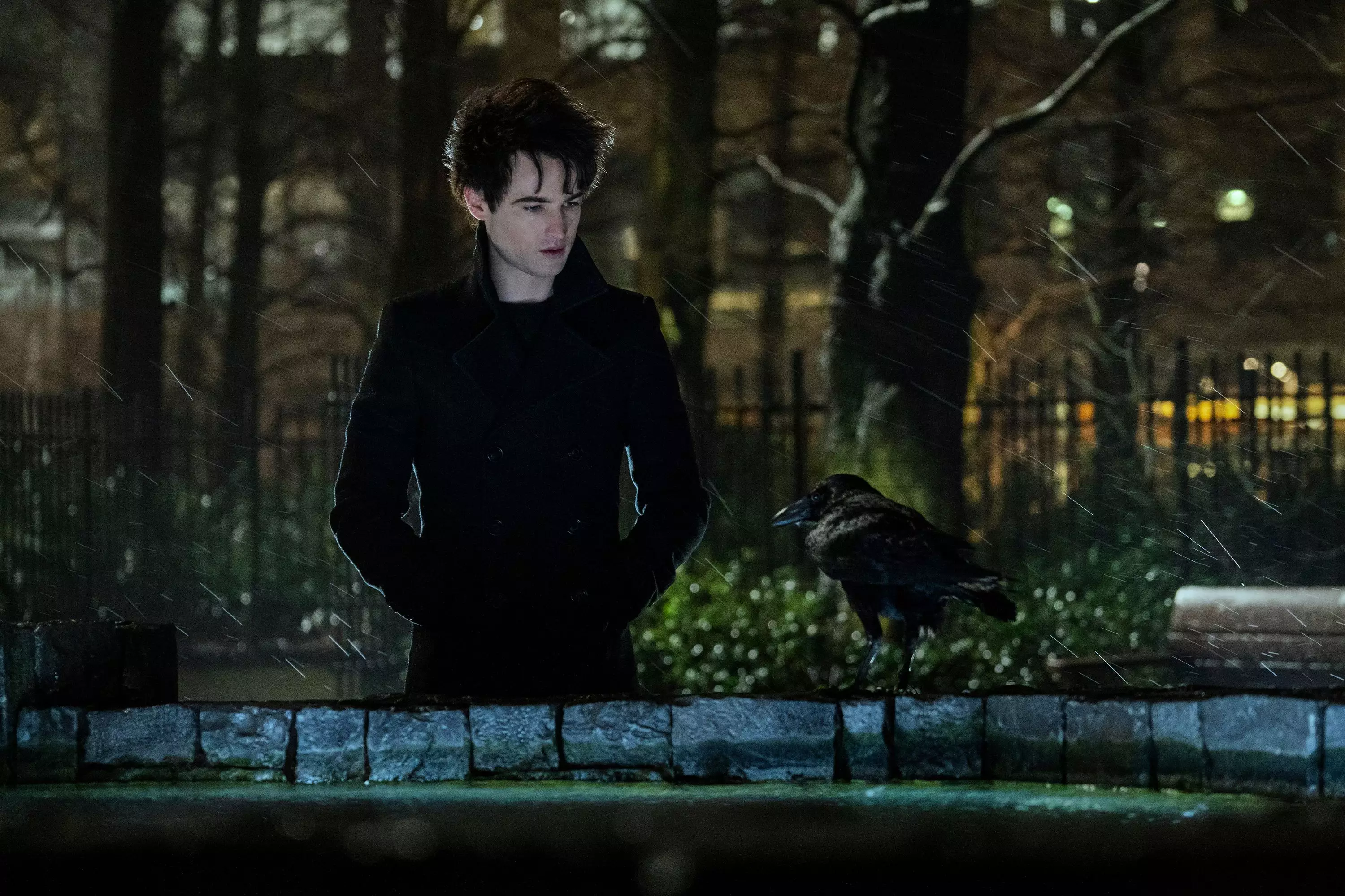 the sandman l to r tom sturridge als droom, patton oswalt als matthew the raven stem in aflevering 103 van de sandman cr liam danielnetflix © 2022