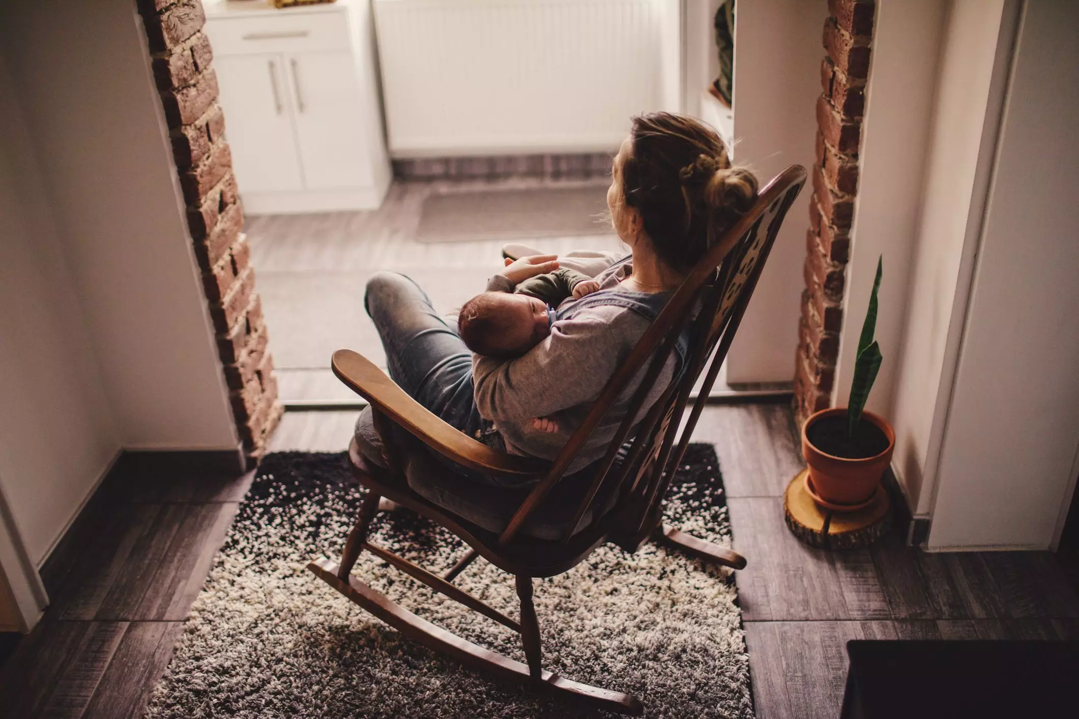 mamma och bebis i en gungstol