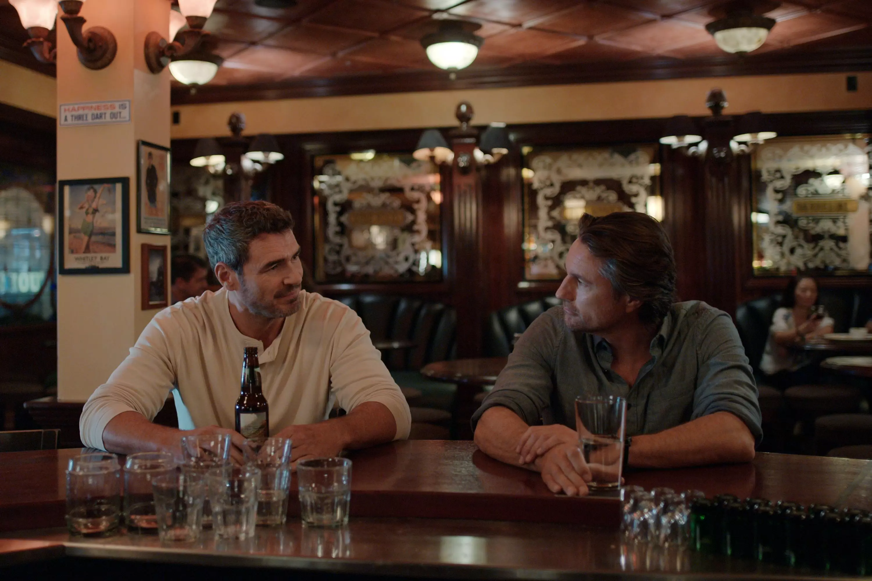 virgin river l to r dan payne as nate, martin henderson as jack sheridan di episode 408 of virgin river cr bi xêra netflix © 2022