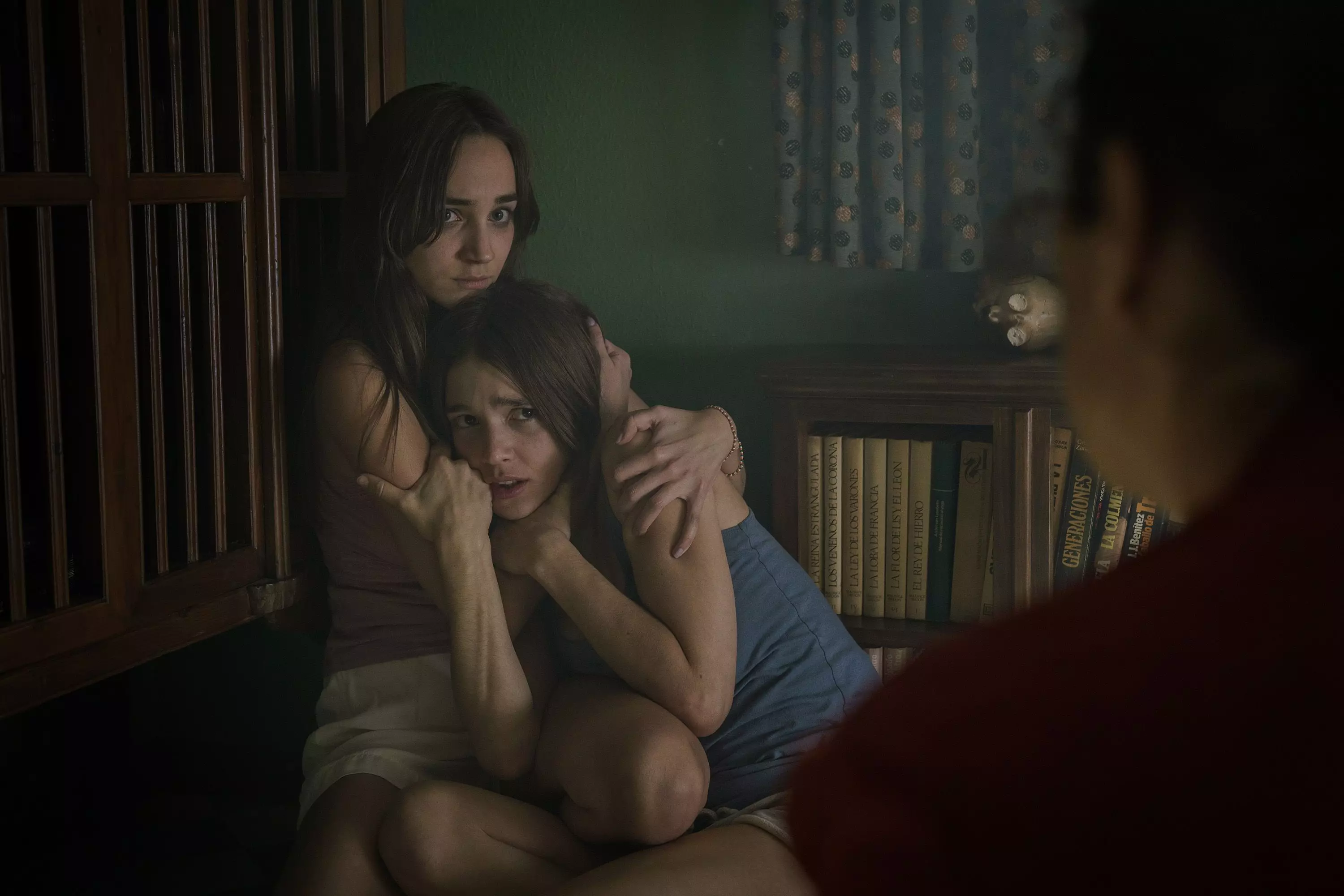 فیریا l to r ana tomeno as eva, carla campra as sofÍA, patricia lÓpez as sandra in episode 01 of feria cr sophie koehlernetflix © 2020