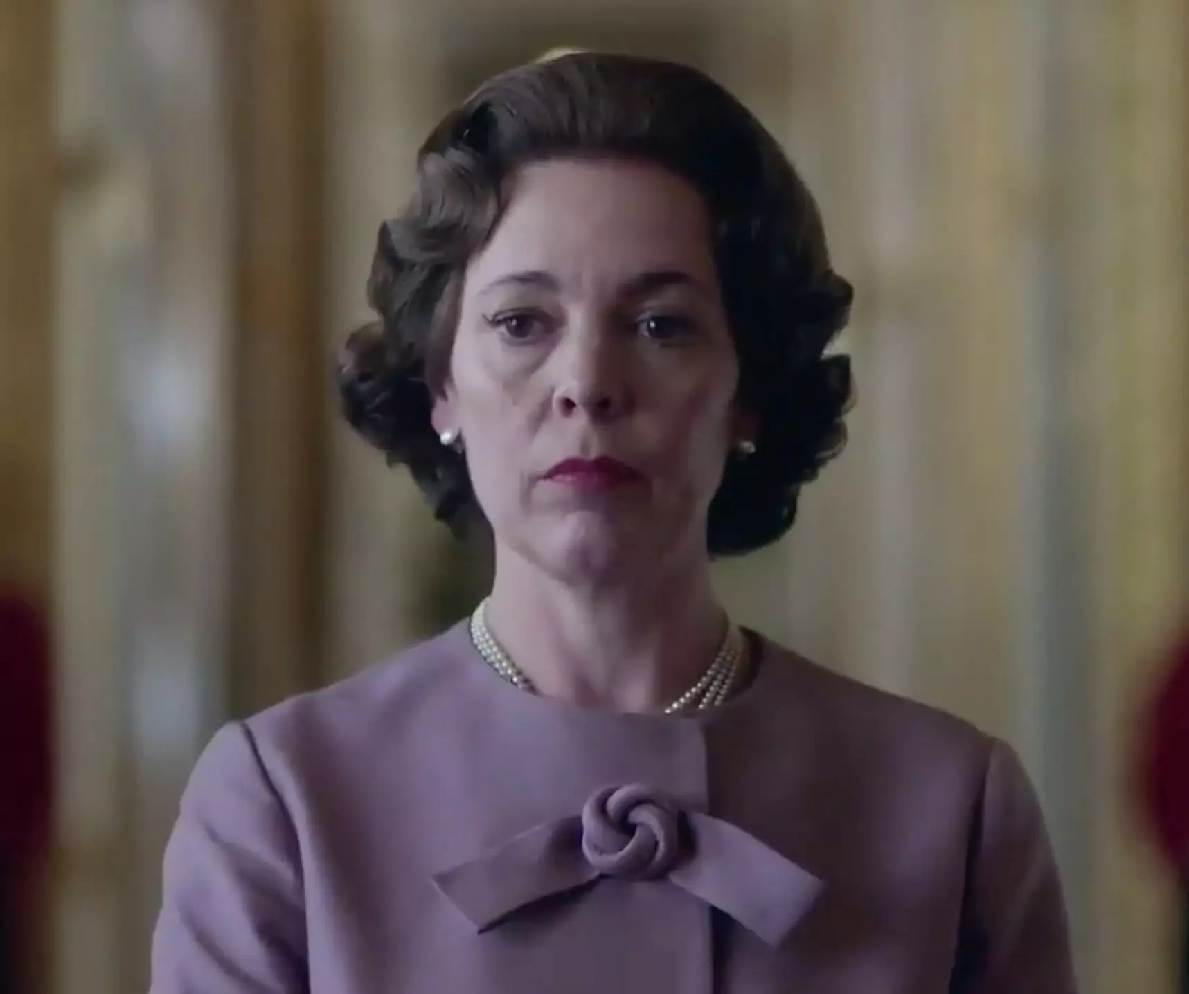 Olivia Colman als Elizabeth II an der Kroun