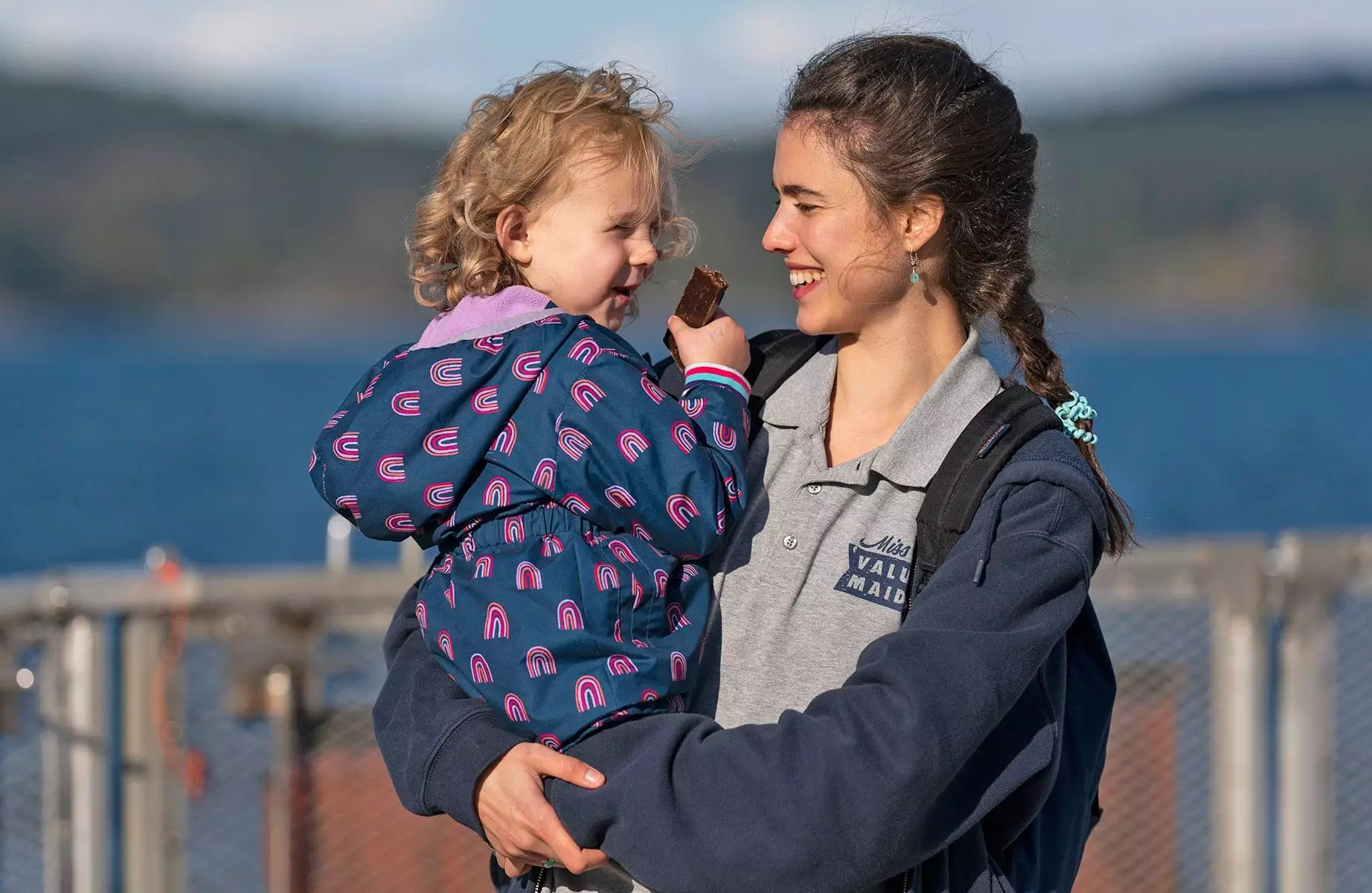 margaret qualley draacht rylea nevaeh whittet, har dochter yn 'e miniserie de húshâldster