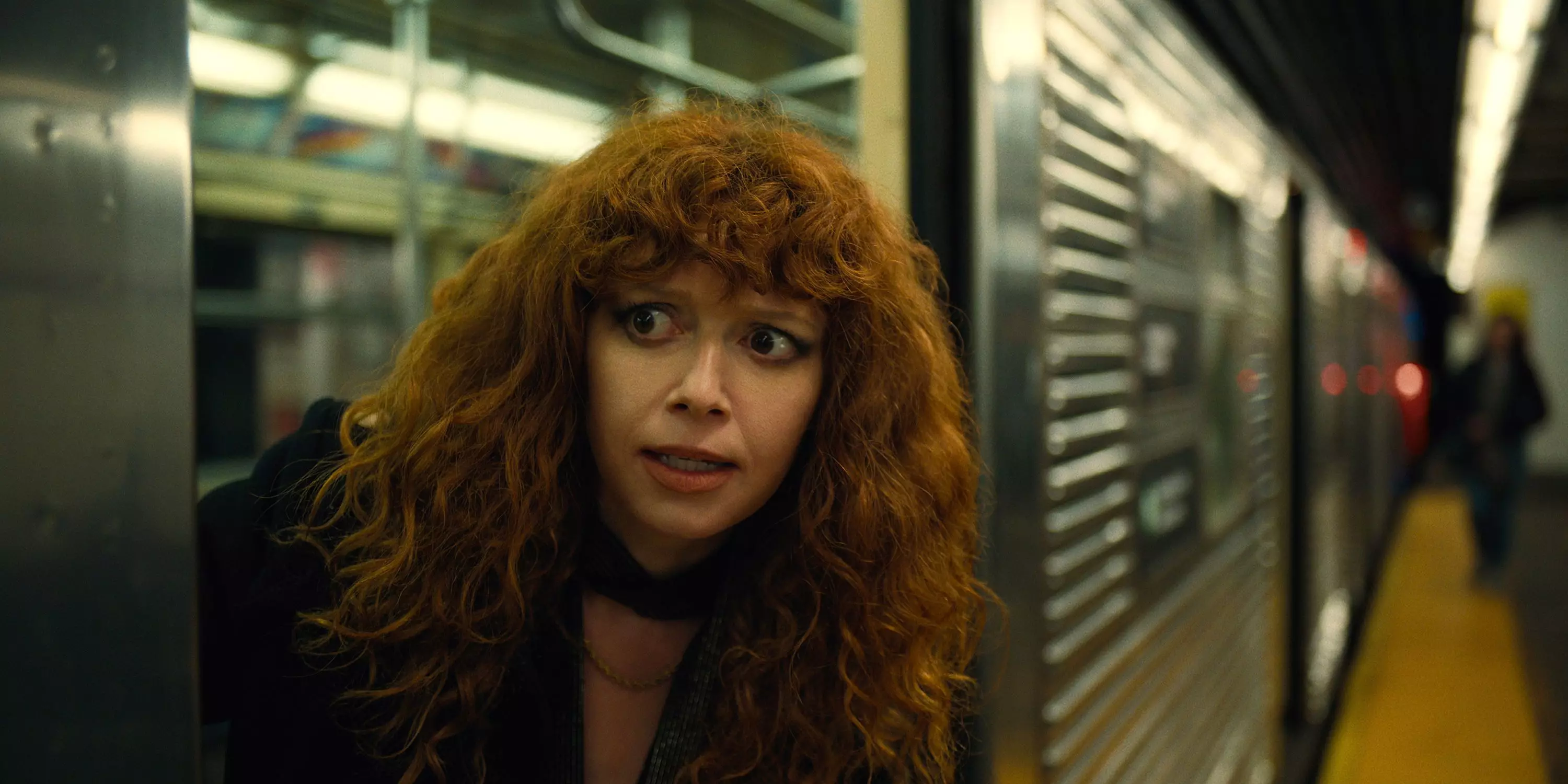 ρωσική κούκλα natasha lyonne ως nadia vulvokov στο επεισόδιο 201 του Russian doll cr ευγενική προσφορά του netflix © 2022