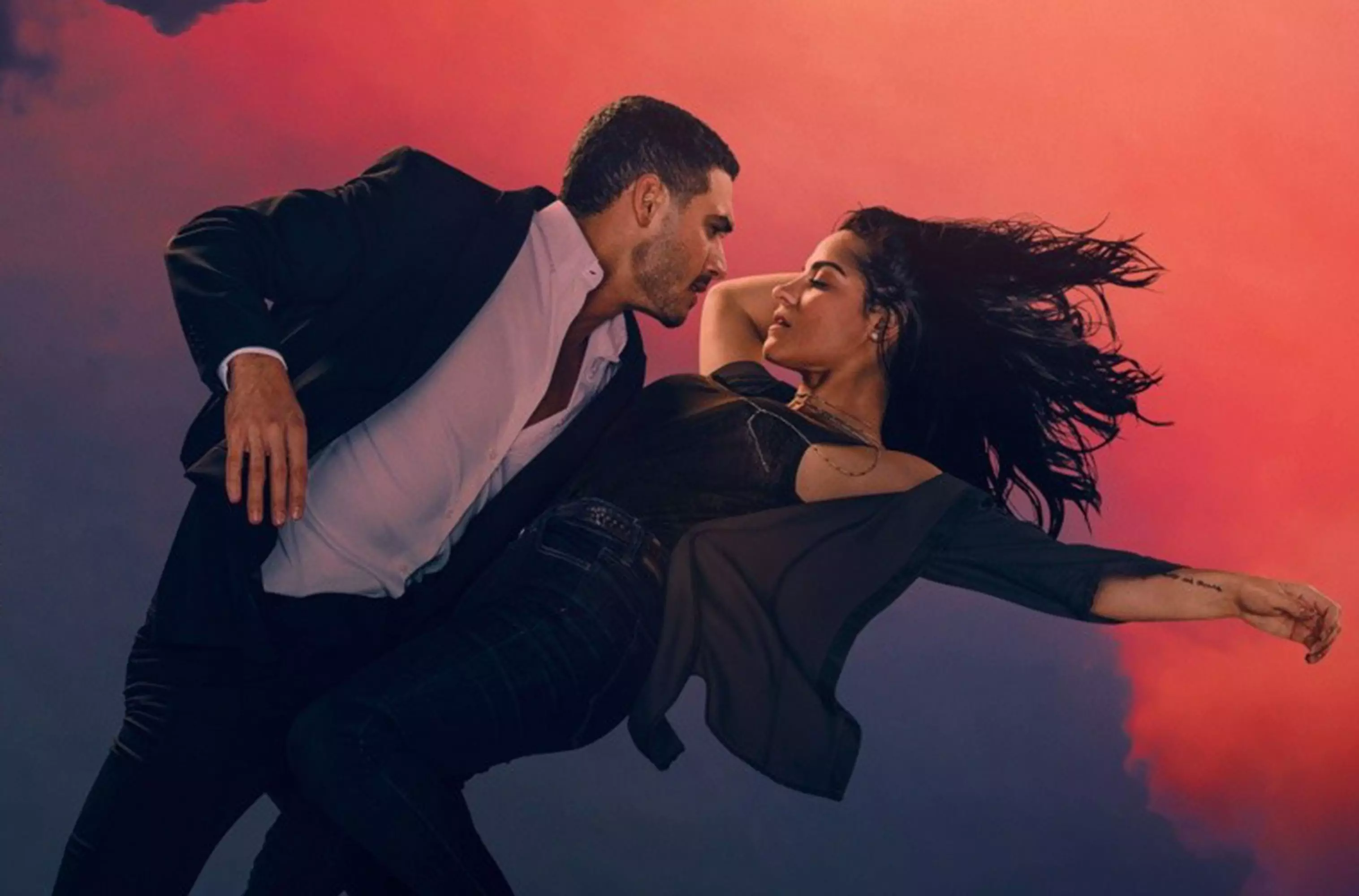 Ο Alejandro Speitzer και η Maite Perroni στο Promo Poster της 2ης σεζόν του Dark Desire