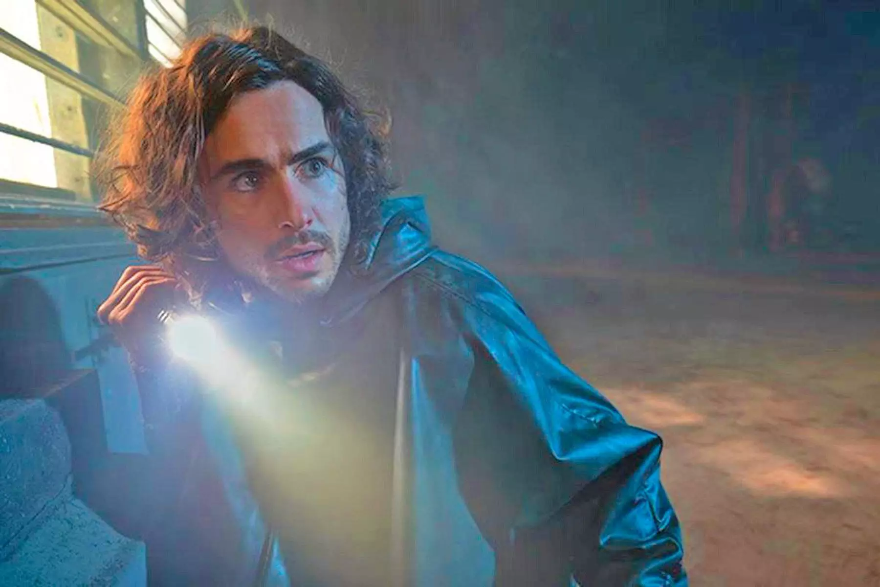 ben schnetzer leuchtet in einer szene aus der serie „and the last man“, in der er yorick spielt, hockend mit einer taschenlampe