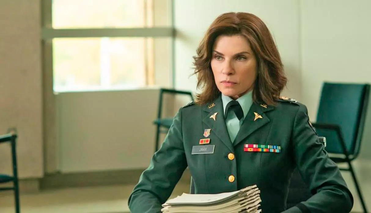 julianna margulies yn 'the hot zone'