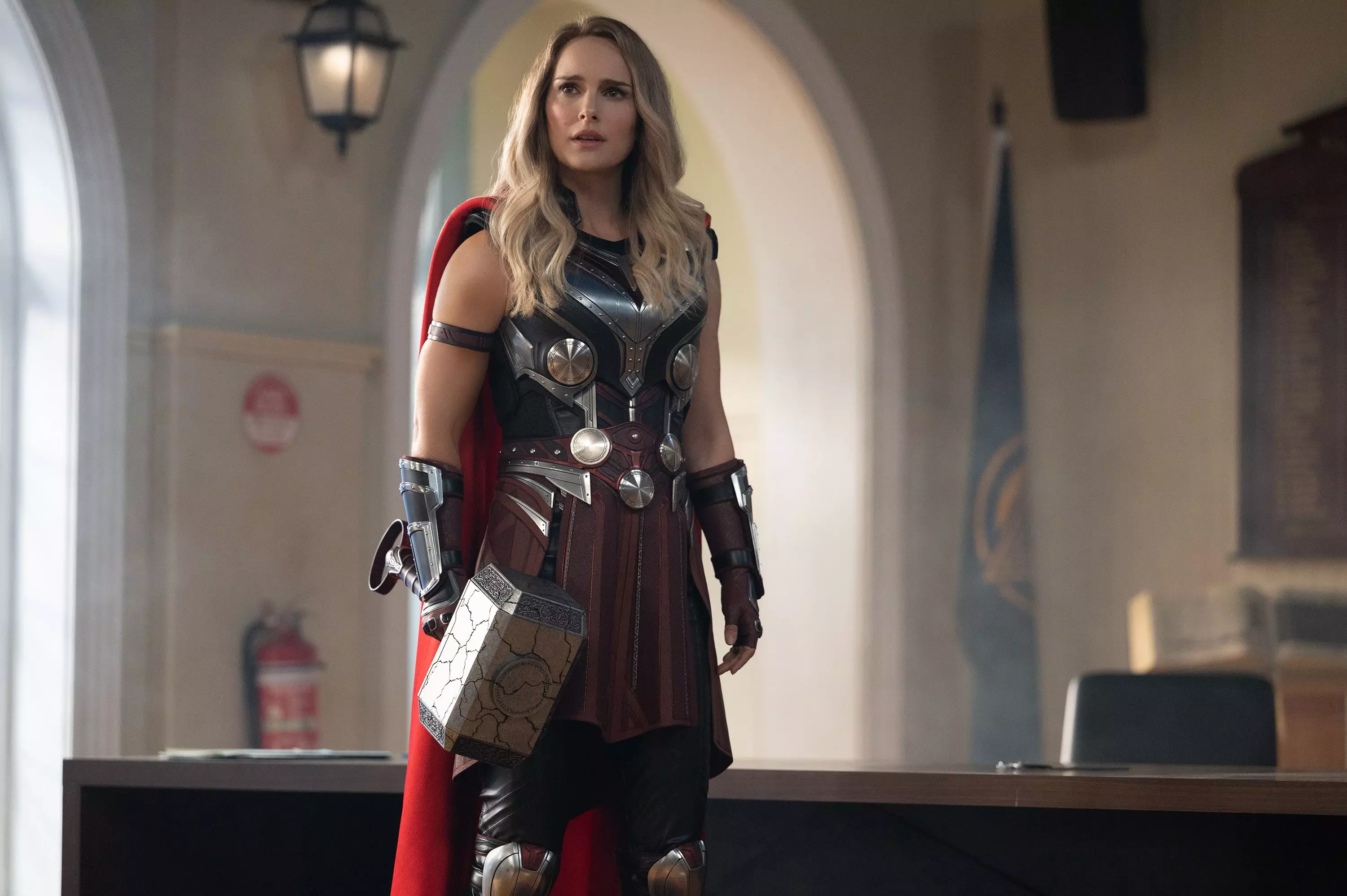 Natalie Portman as the mighty thor in marvel studios' thor love and thunder foto pa jasin boland ©marvel studios 2022 tout dwa rezève