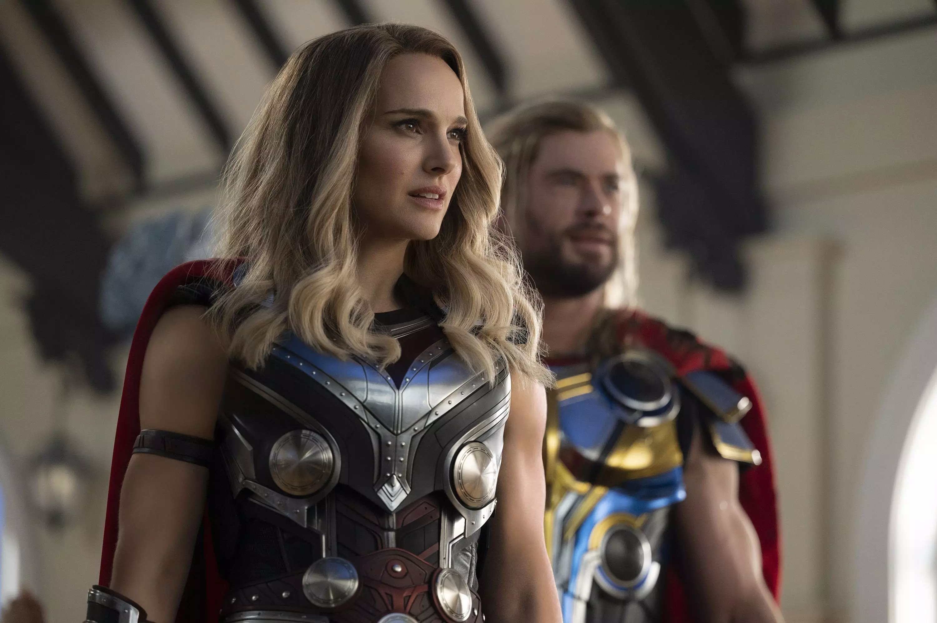 l r Natalie Portman som mäktiga thor och chris hemsworth som thor i marvel studios thor love and thunder foto av jasin boland ©marvel studios 2022 alla rättigheter reserverade