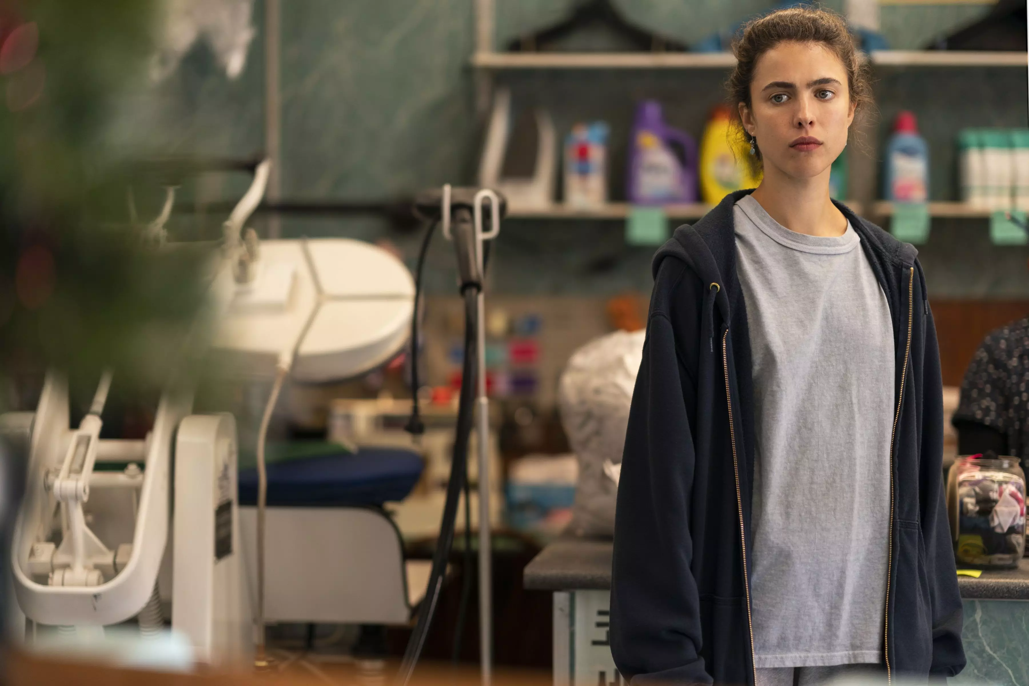 maid l to r margaret qualley comme alex dans l'épisode 101 de maid cr ricardo hubbsnetflix © 2021