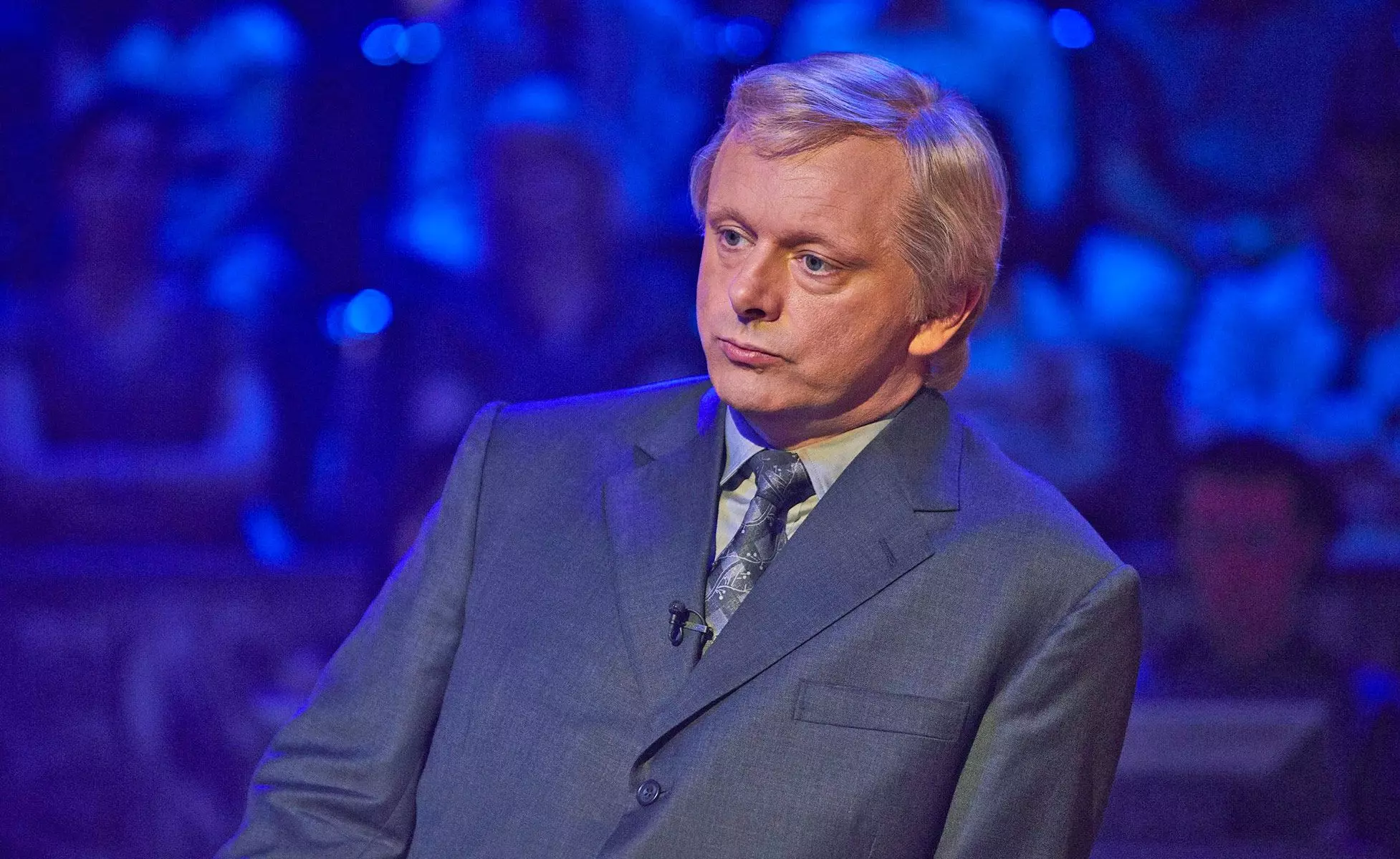 michael sheen kilpailun kuvauksissa, joka haluaa olla miljonääri, jota luonnehtivat sen juontaja chris tarrant