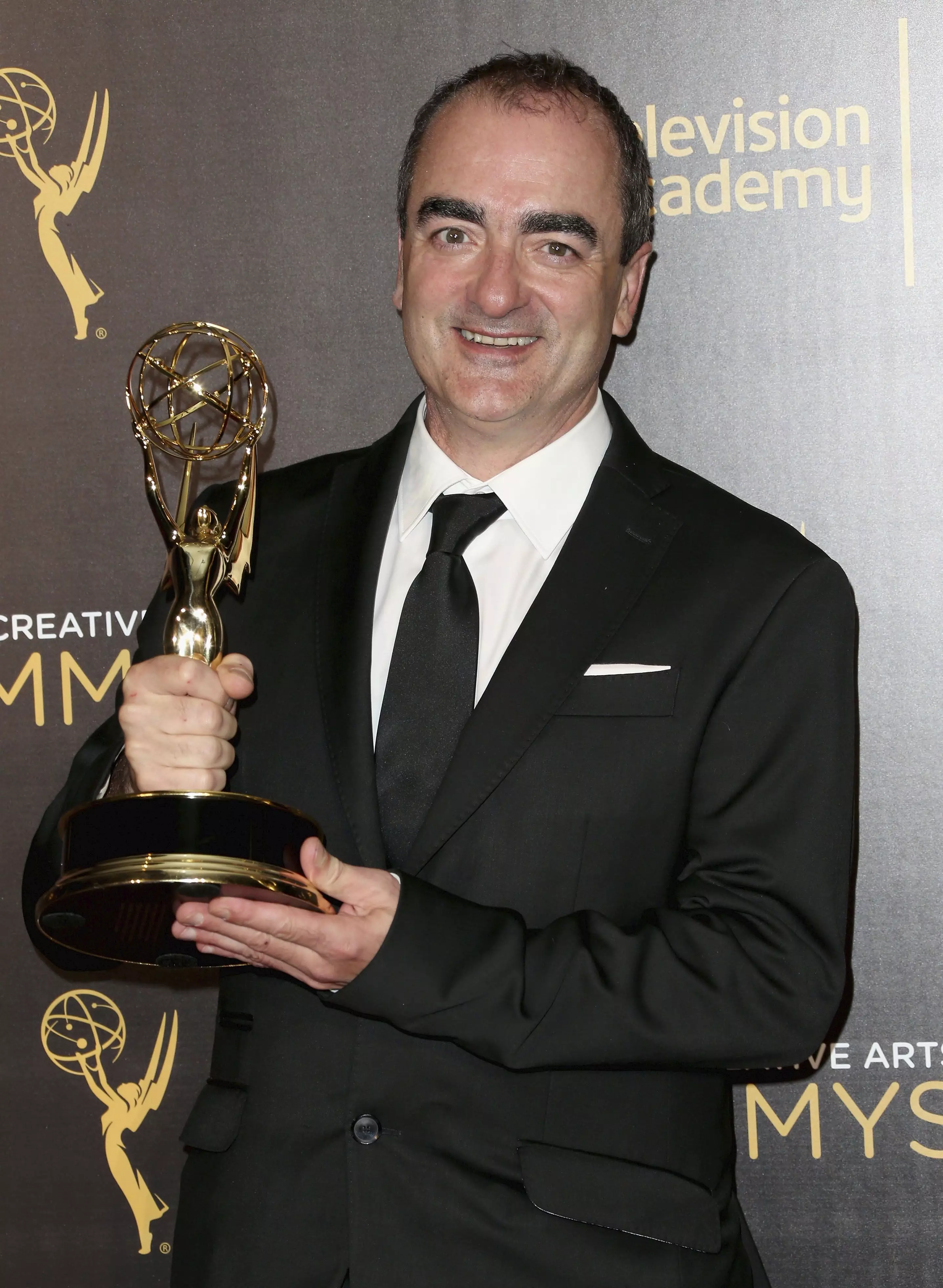 los angeles, ca 10 septembre le compositeur victor reyes, lauréat d'une composition musicale exceptionnelle pour une série limitée, un film ou une partition dramatique originale spéciale, pose dans la salle de presse lors des creative arts emmy awards 2016 au microsoft theatre le 10 septembre 2016 à los angeles , californie photo par frederick m browngetty images