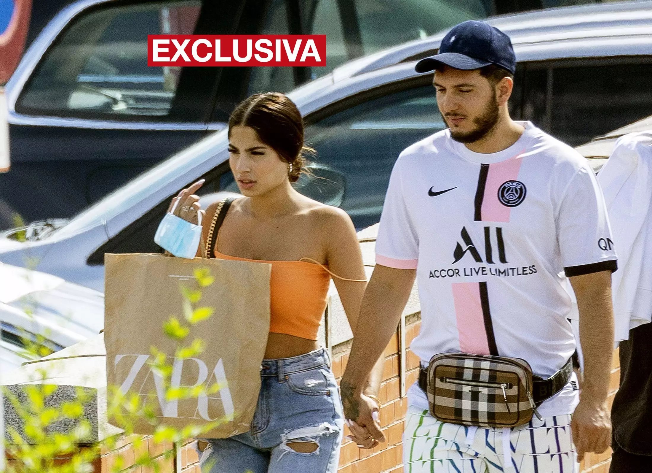 photo exclusive d'omar montes et de sa petite amie lola romero se promenant dans madrid