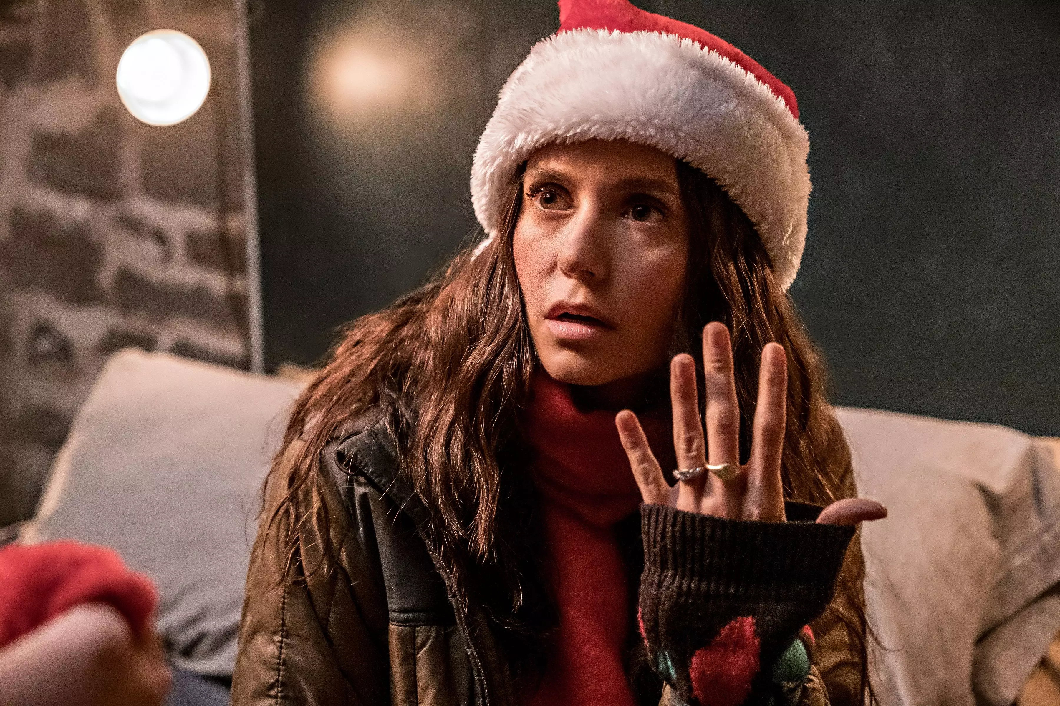 aşk zor resimde nina dobrev as natalie bauer in love hard cr bettina straussnetflix © 2021