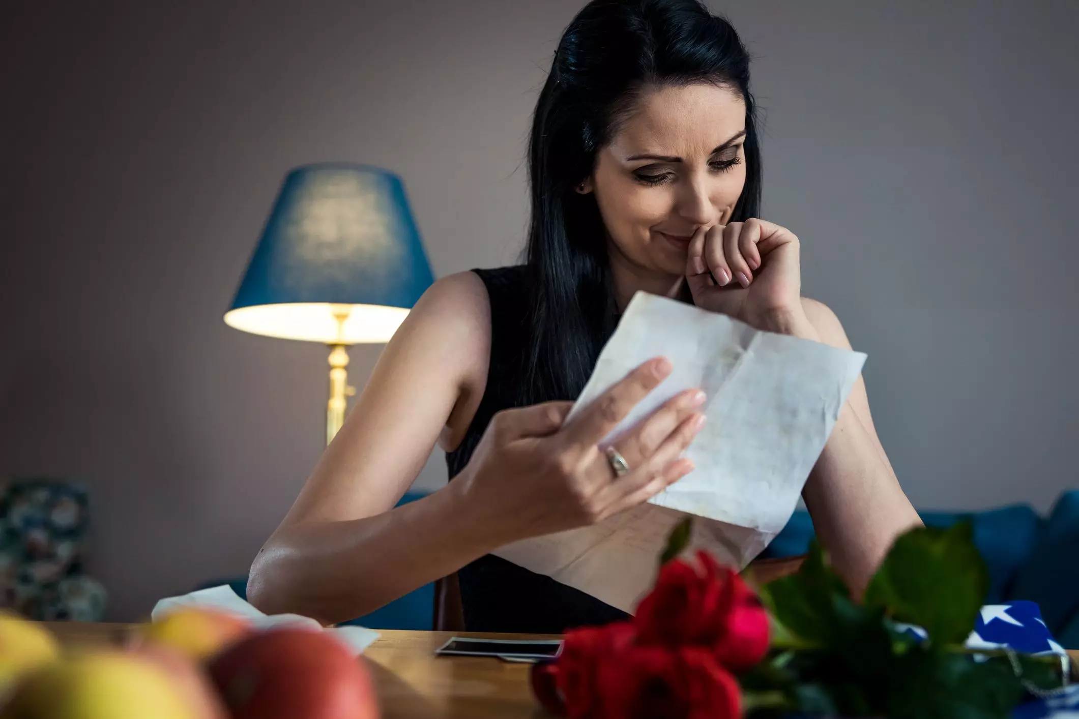 femme excitée lisant une lettre