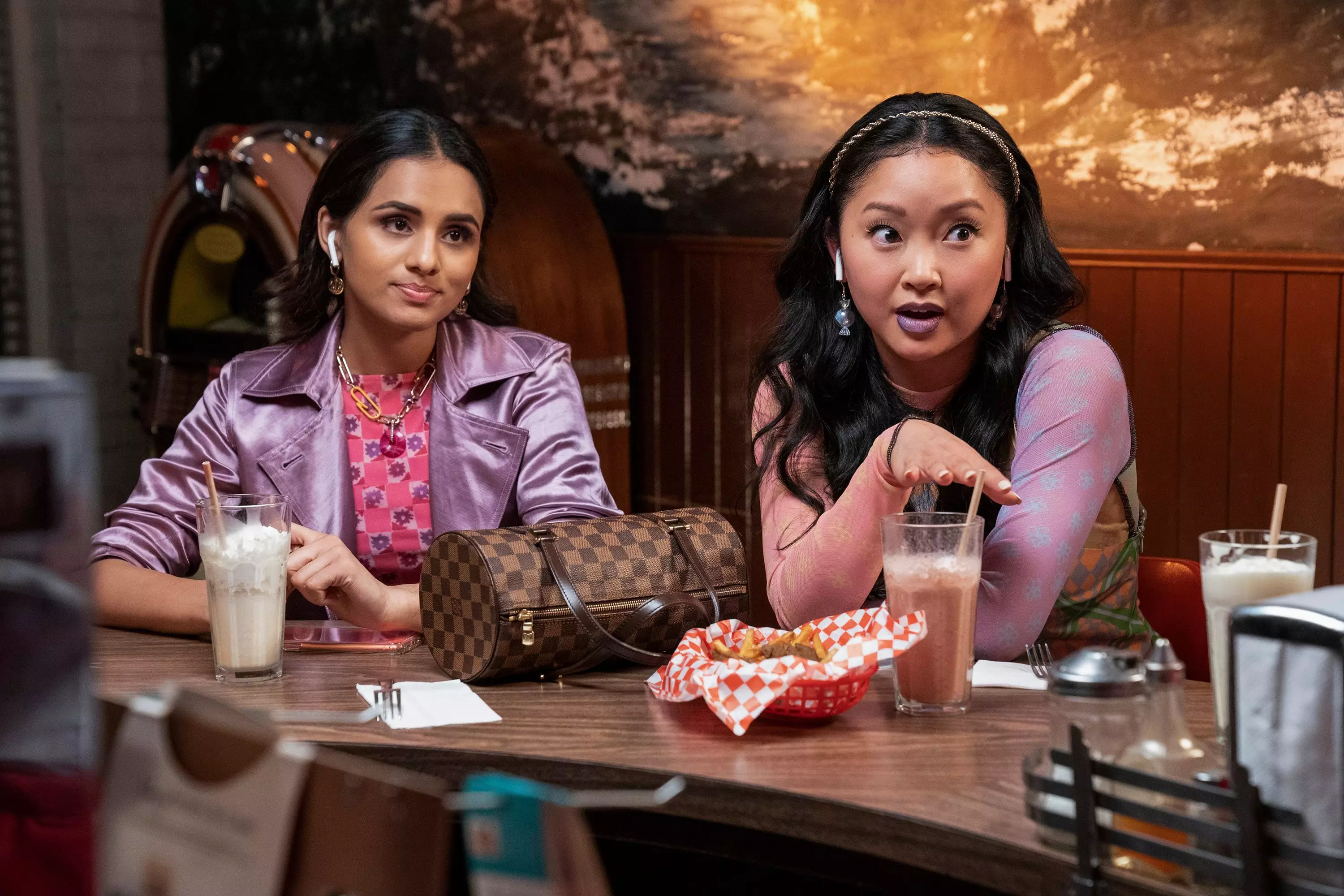 boo, bitch l to r aparna brielle as riley, lana condor as erika katika sehemu ya 106 ya boo, bitch cr erik voakenetflix © 2022