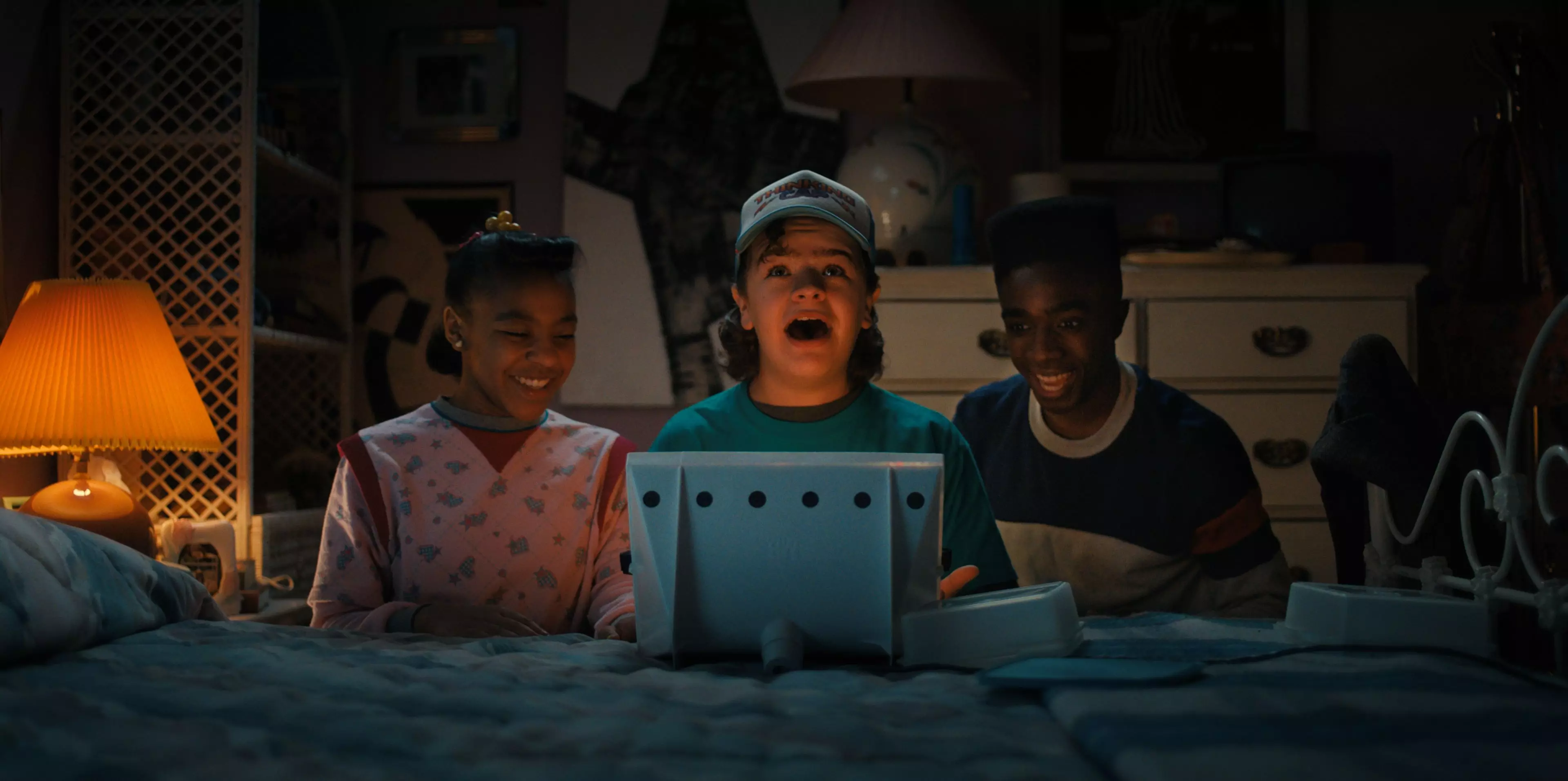 Waxyaabaha qariibka ah l to r priah ferguson sida erica sinclair, gaten matarazzo sida dustin henderson iyo caleb mclaughlin sida lucas sinclair in shish