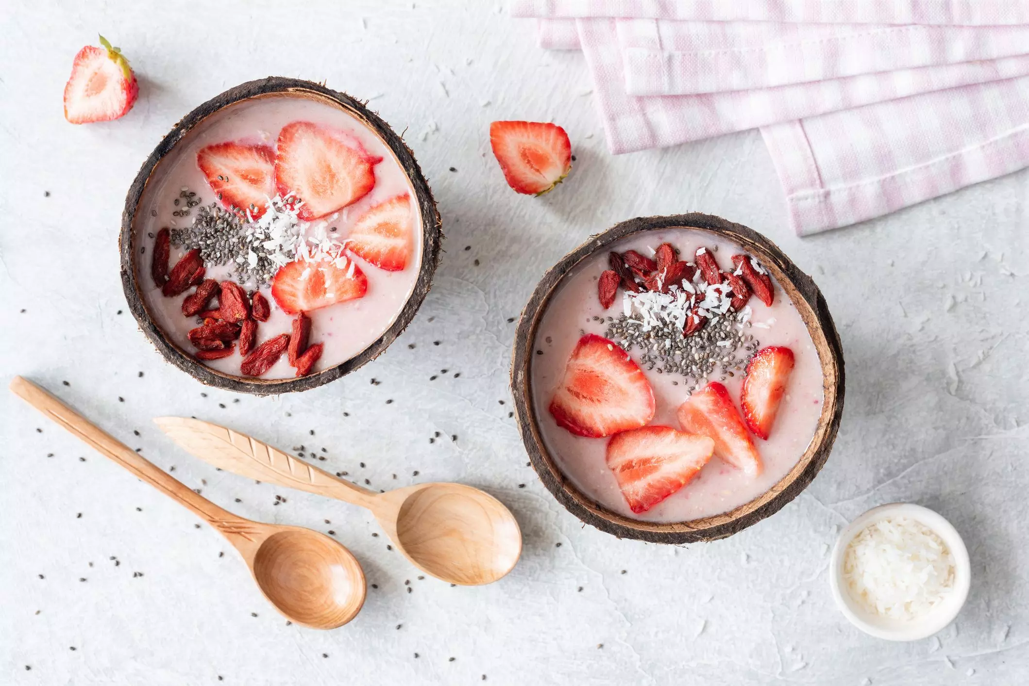 bol de batido de amorodos con superalimentos