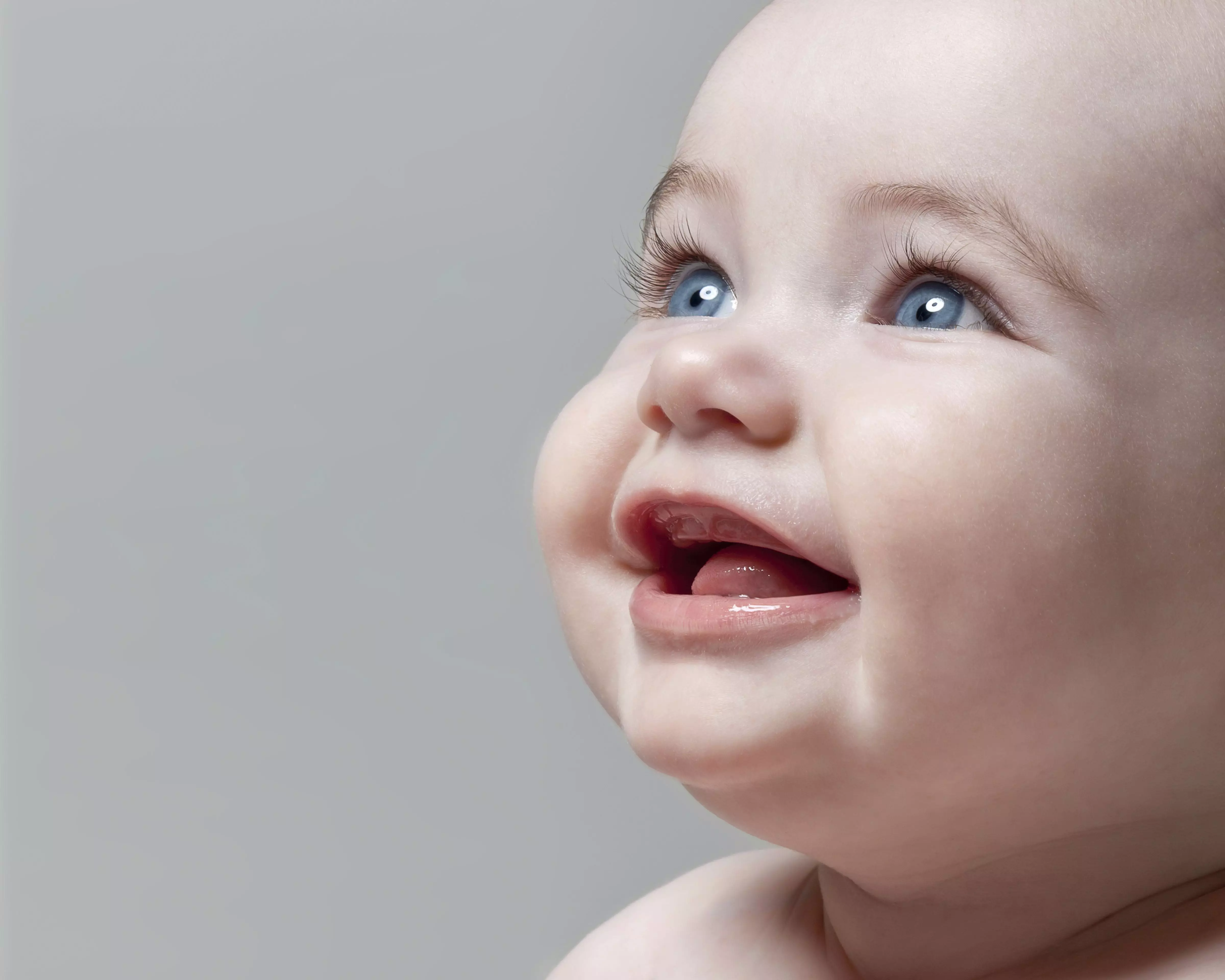 nadó nena somrient sense dents