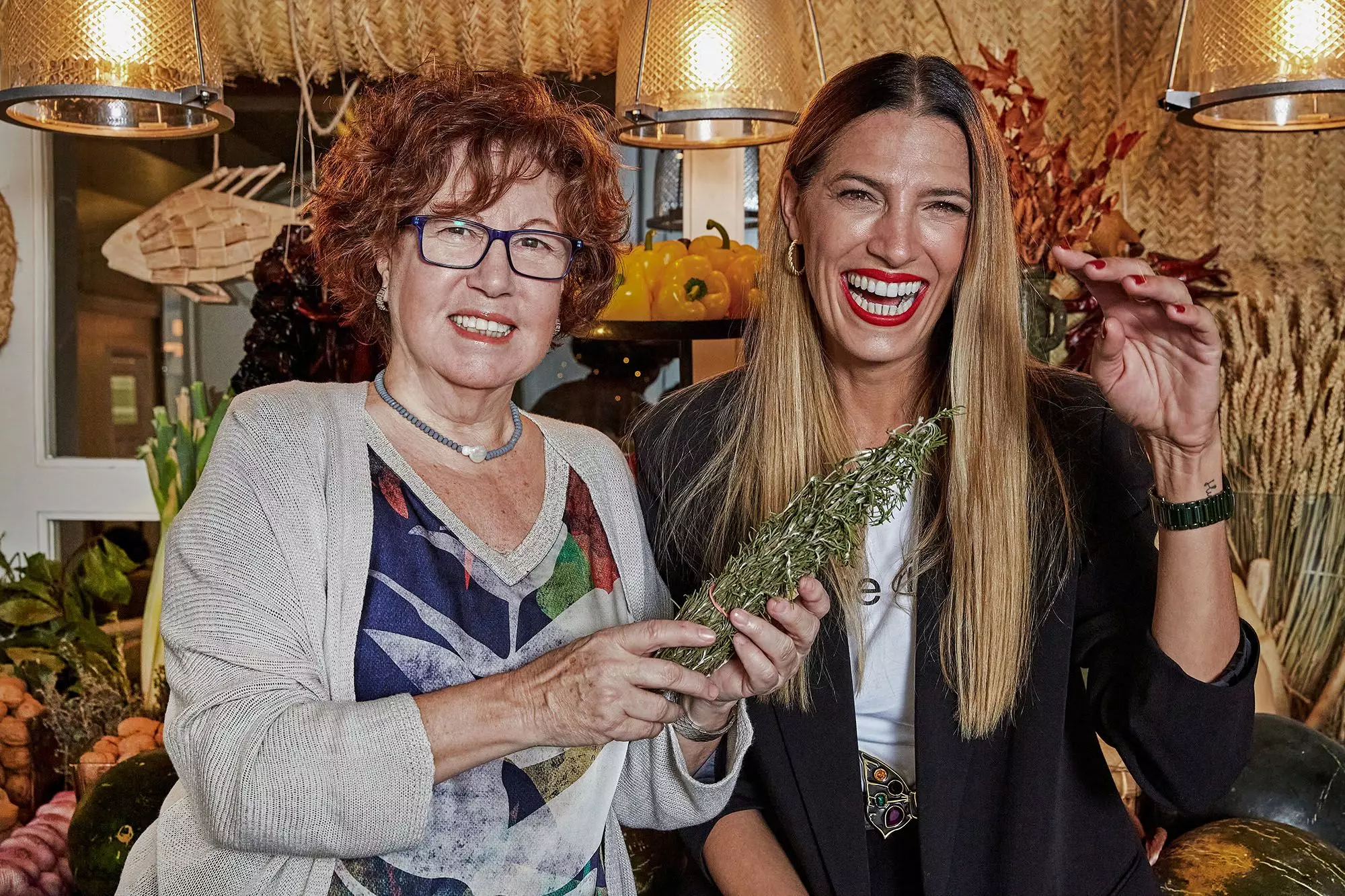 laura sánchez posiert mit rosa villacastín beide mit einem breiten lächeln