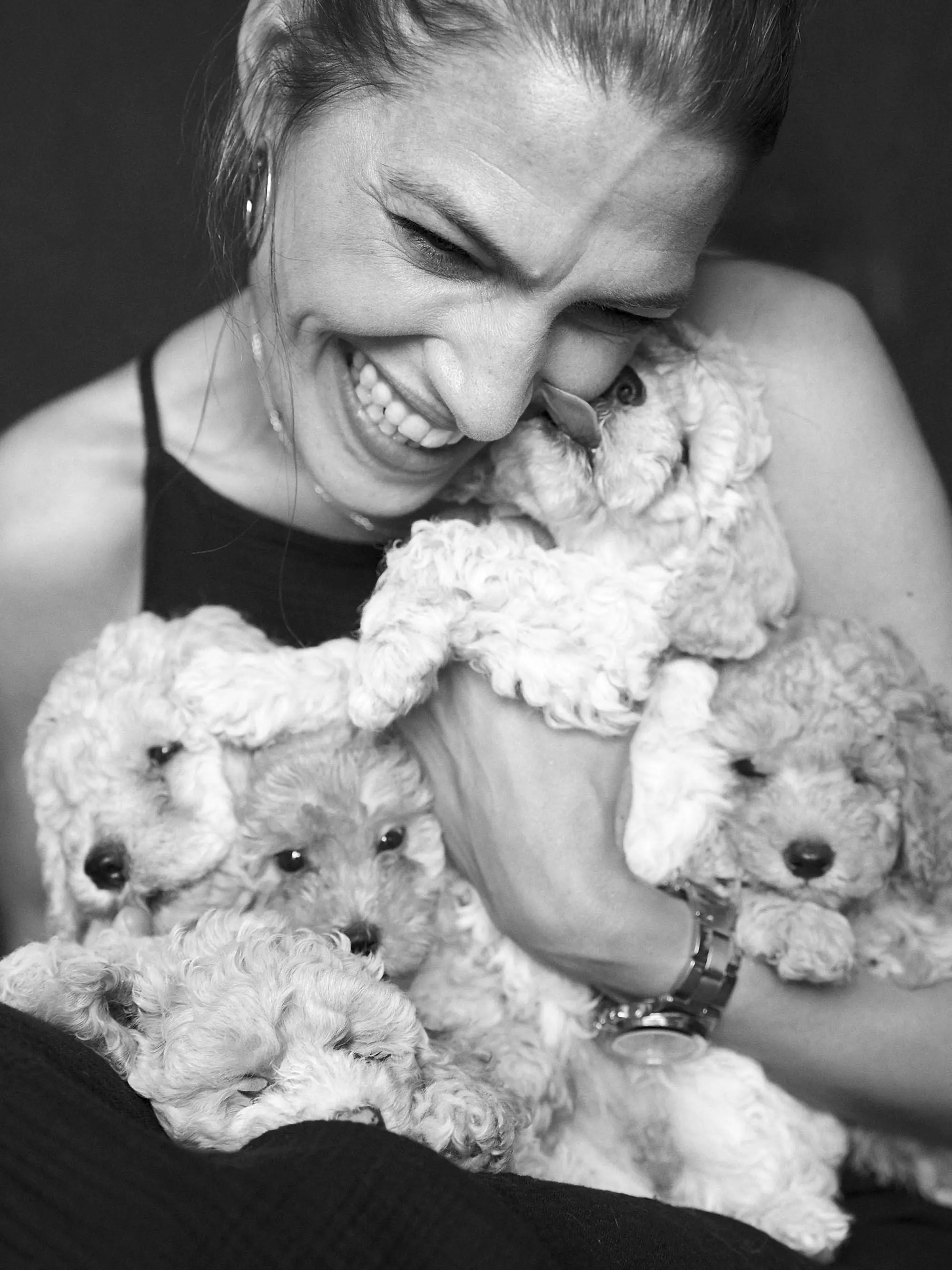 laura sánchez compartilha sua foto favorita em que posa com seus cachorros