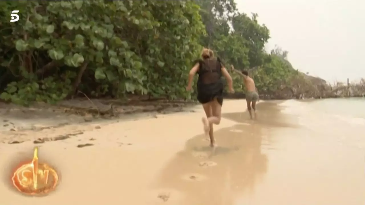 Ana María Aldón e Barranco si divertono sulla spiaggia dei sopravvissuti in stile Rosa Benito