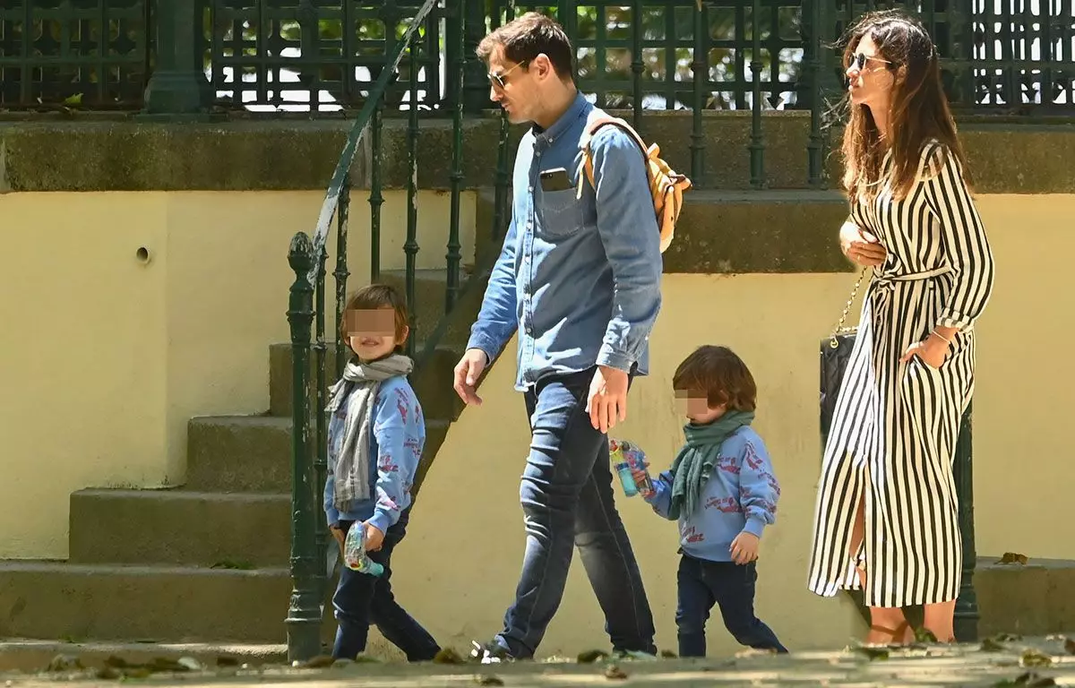 Sara Carbonero e Iker Casillas con i loro figli, Martin e Lucas, in un file immagine