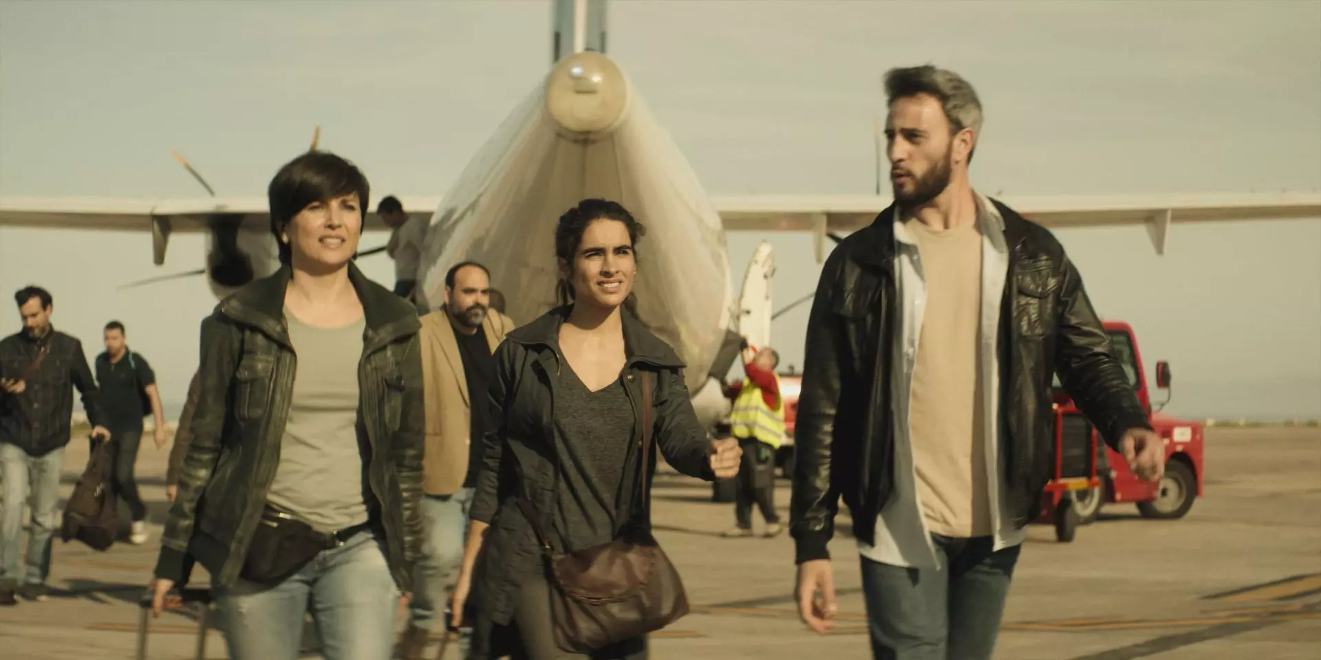3명의 요원이 영화 영화 시리즈의 비행기에서 내립니다.