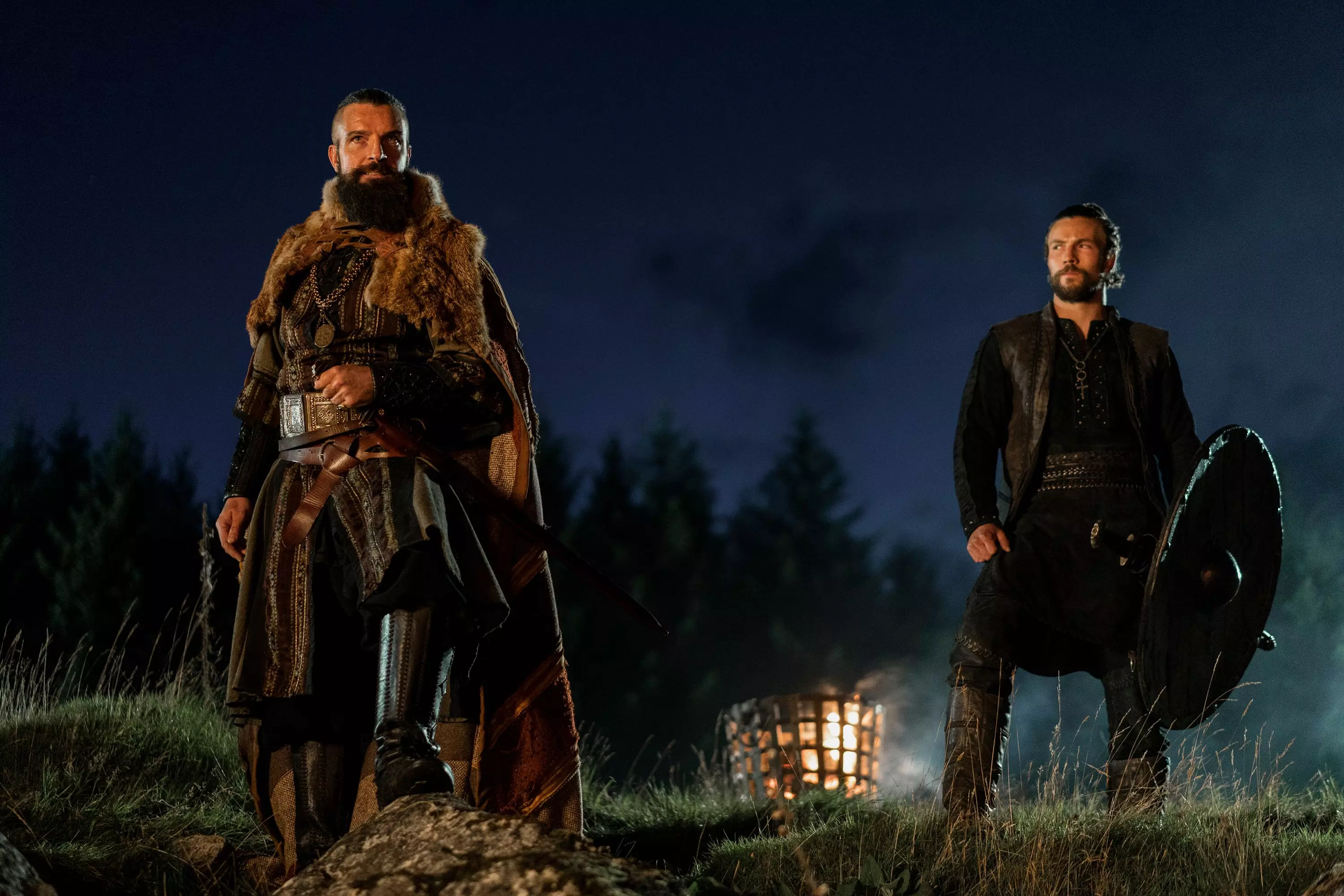 vikings valhalla l to r bradley freegard as canute، leo suter as harald في الحلقة 101 من Vikings valhalla cr bernard walshnetflix © 2021