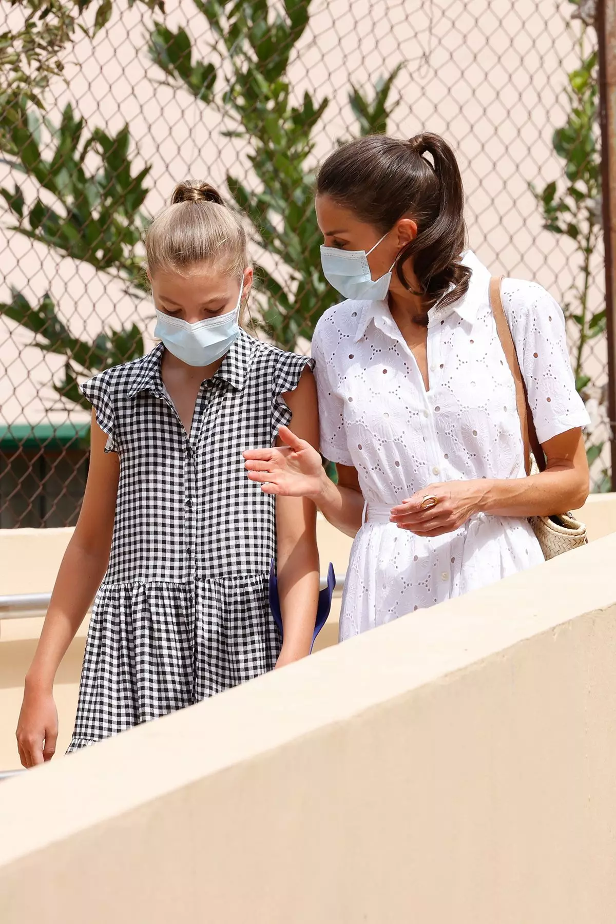 Letizia et sa fille Sofía lors de la visite du projet éducatif Naüm dans le quartier de San Roca