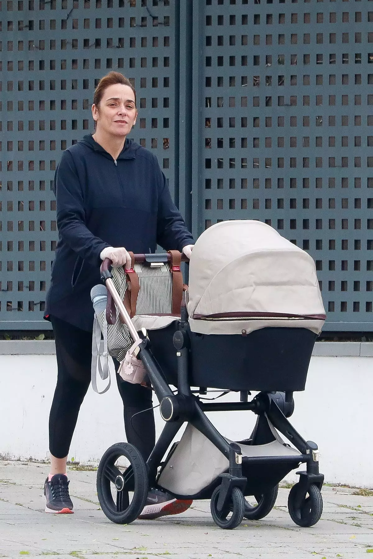 toñi moreno para passear com a filha lola em madrid