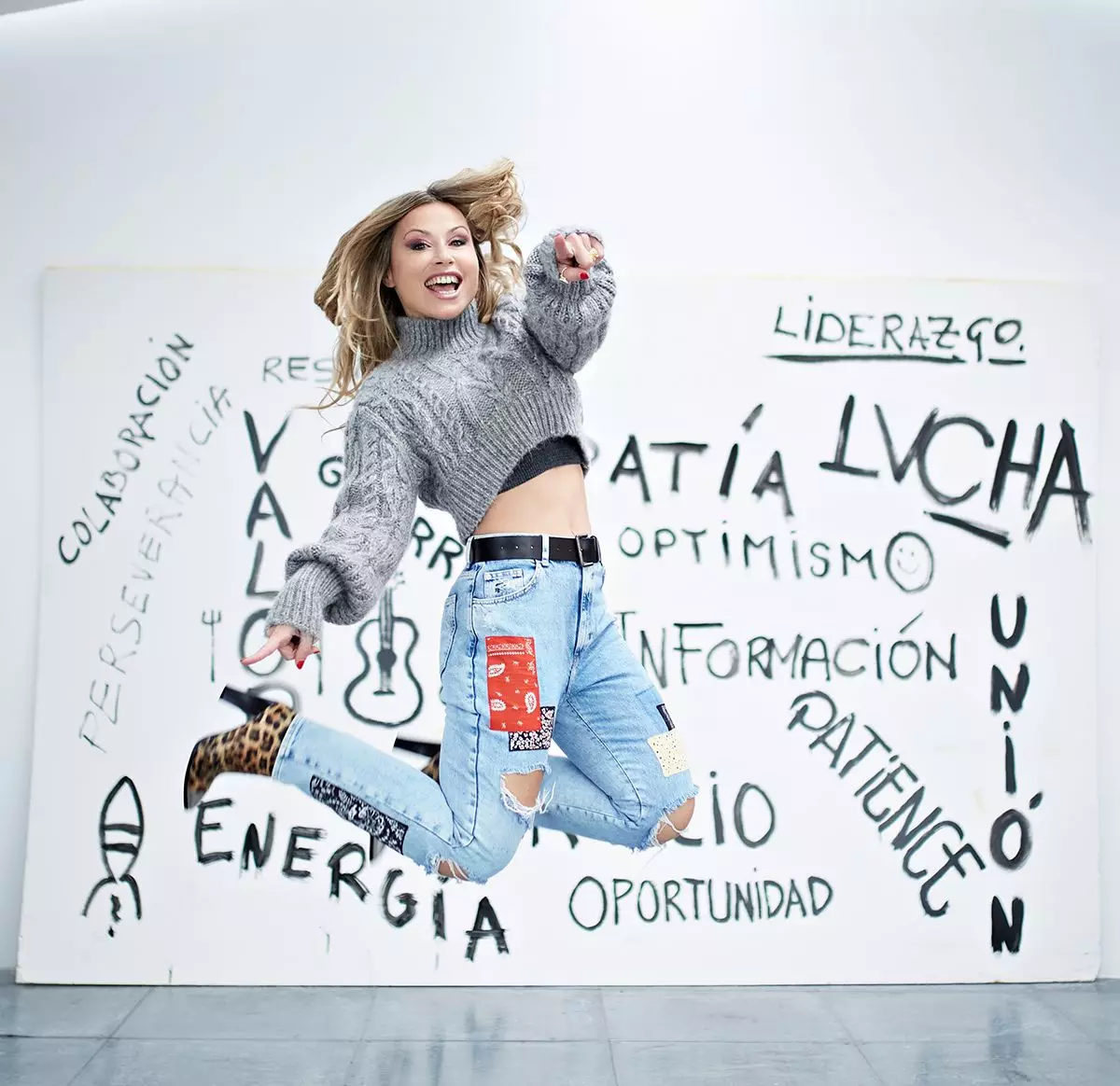 şarkıcı veronika romero on dakika ile bir moda fotoğraf çekimi için poz veriyor