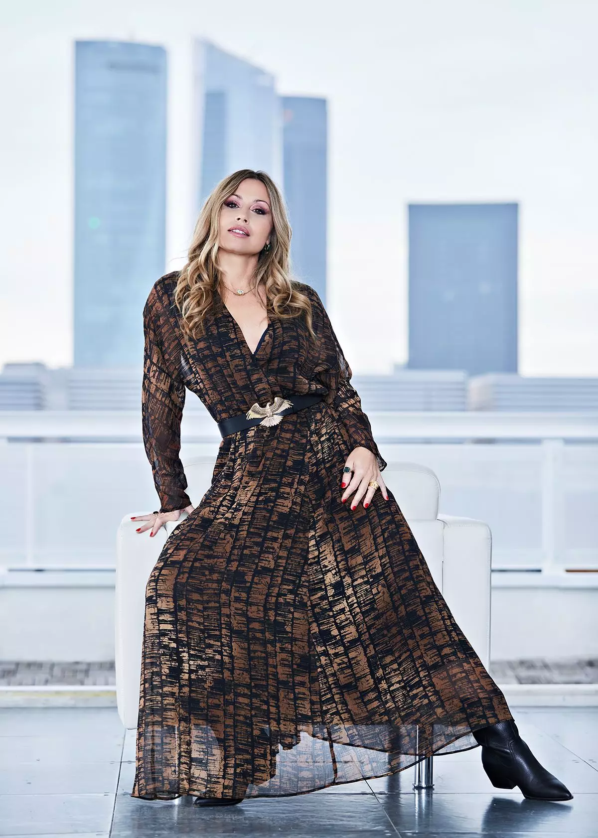la chanteuse veronica romero joue dans une séance photo de mode pour son interview de dix minutes