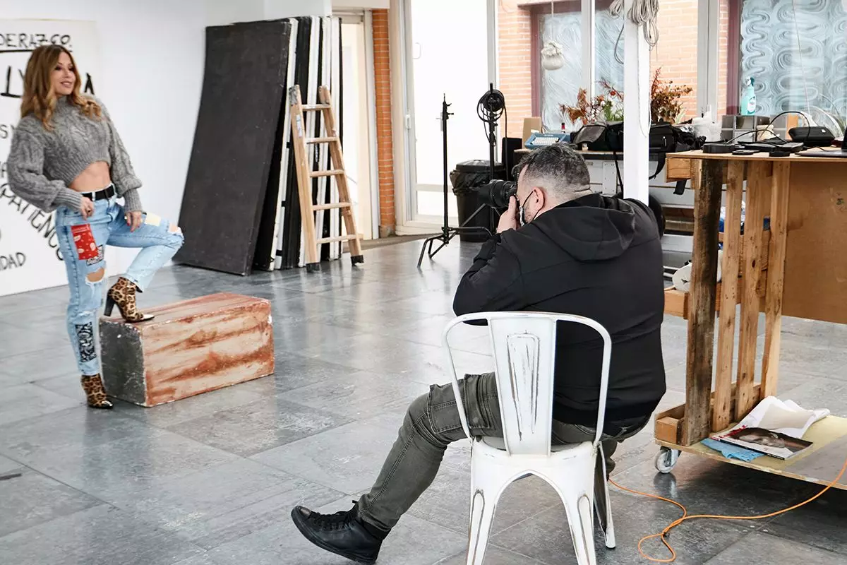 pjevačica veronica romero glumi u modnom fotografiranju za svoj desetominutni intervju