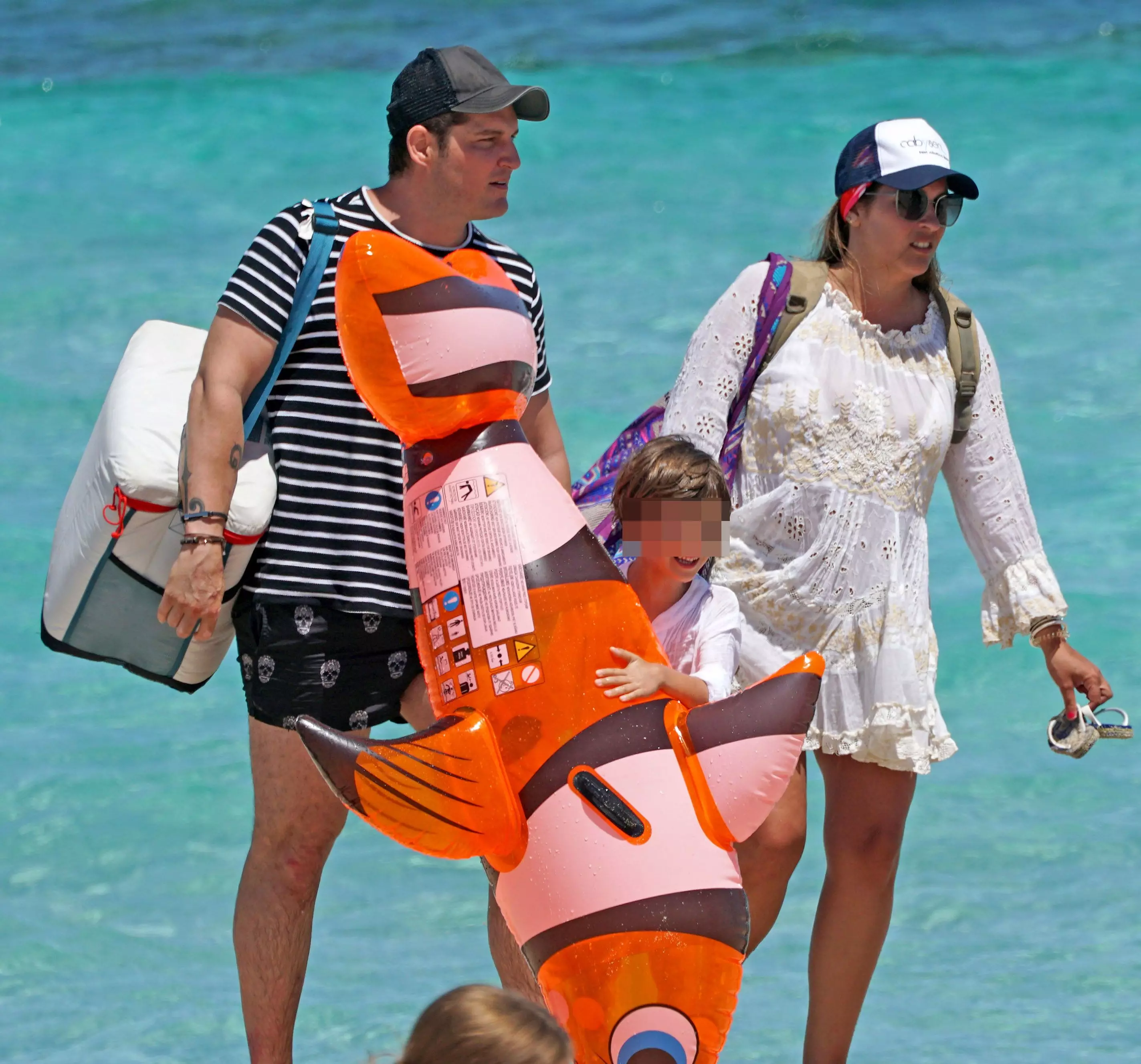 Manu Tenorio and his wife, Silvia Casas, with his son Pedro