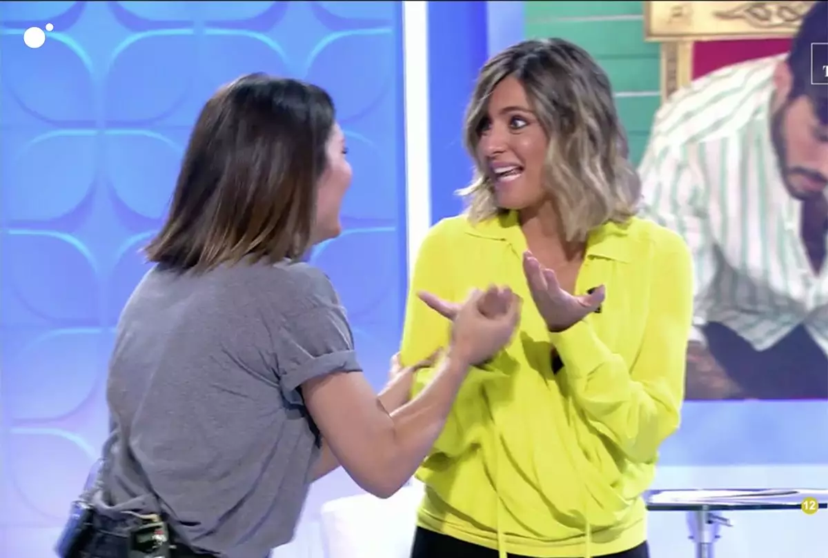 Sandra Barneda 和 Nagore Robles 开了个玩笑，让他相信他会向她求婚后，她和他一起笑了