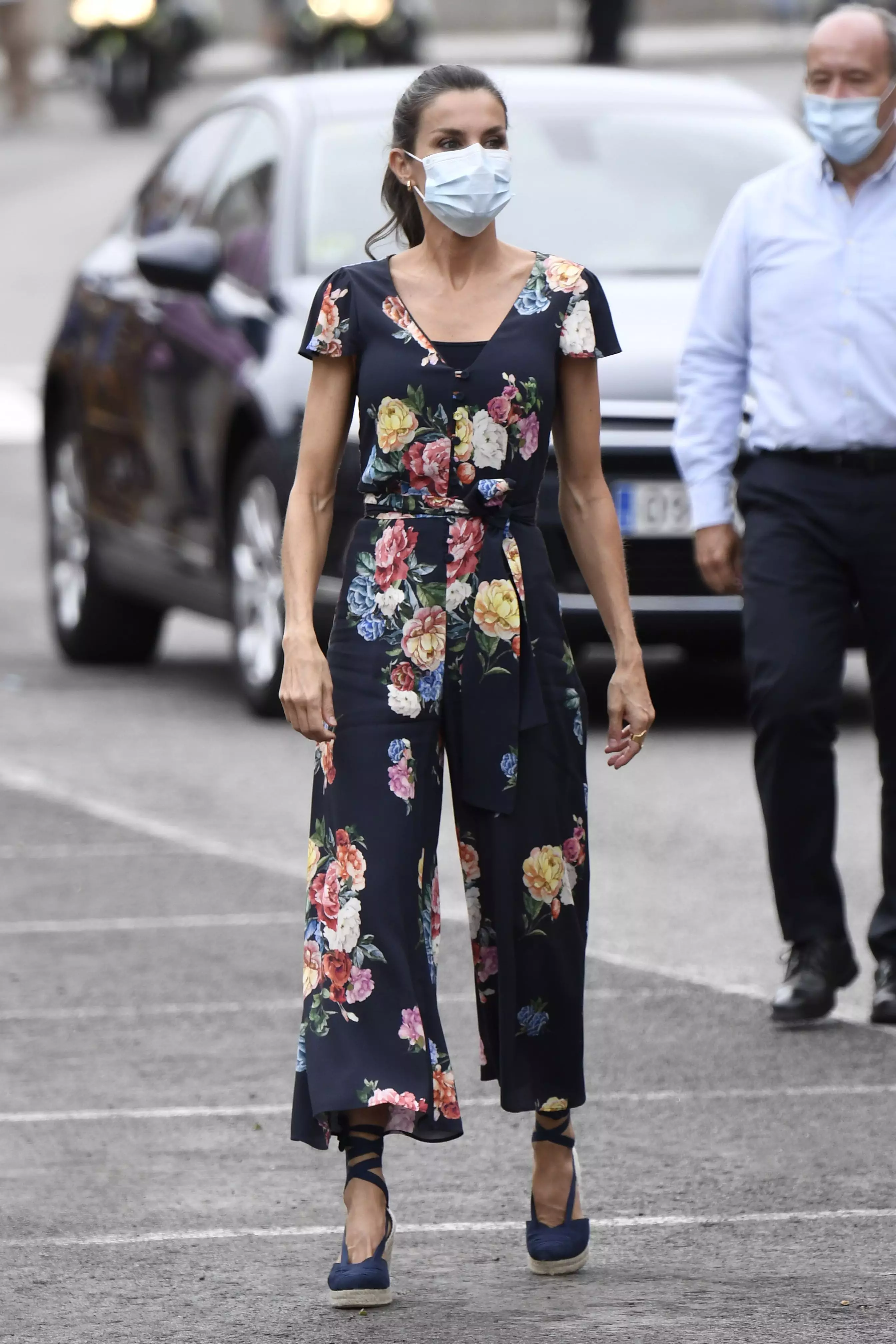 letizia med full kropp som går gjennom torrelavega, Cantabria, med en jumpsuit med blomsterprint