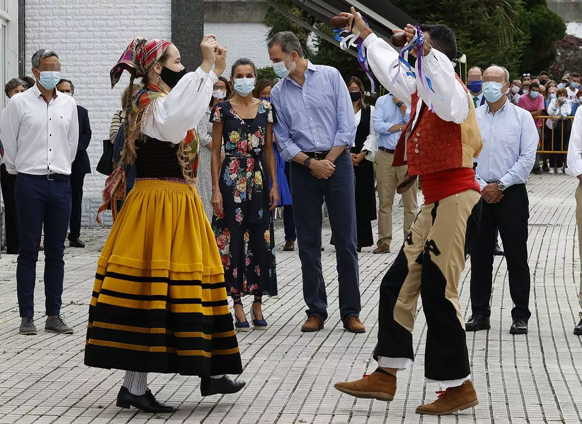 felip i letizia presencien un ball regional en arribar a torrelavega a cantàbria el 29 de juliol de 2020