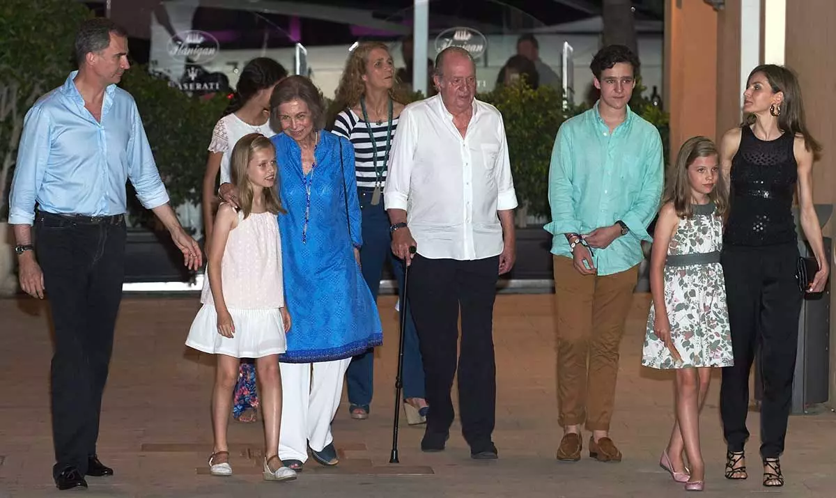 Sofia erregina Don Juan Carlos, Reyes Felipe eta Letiziarekin, Froilán, Victoria, Leonor, Sofía eta Elena alaba bilobekin