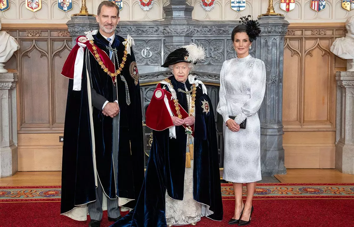 felipe vi, invested knight of the garter by elizabeth ii