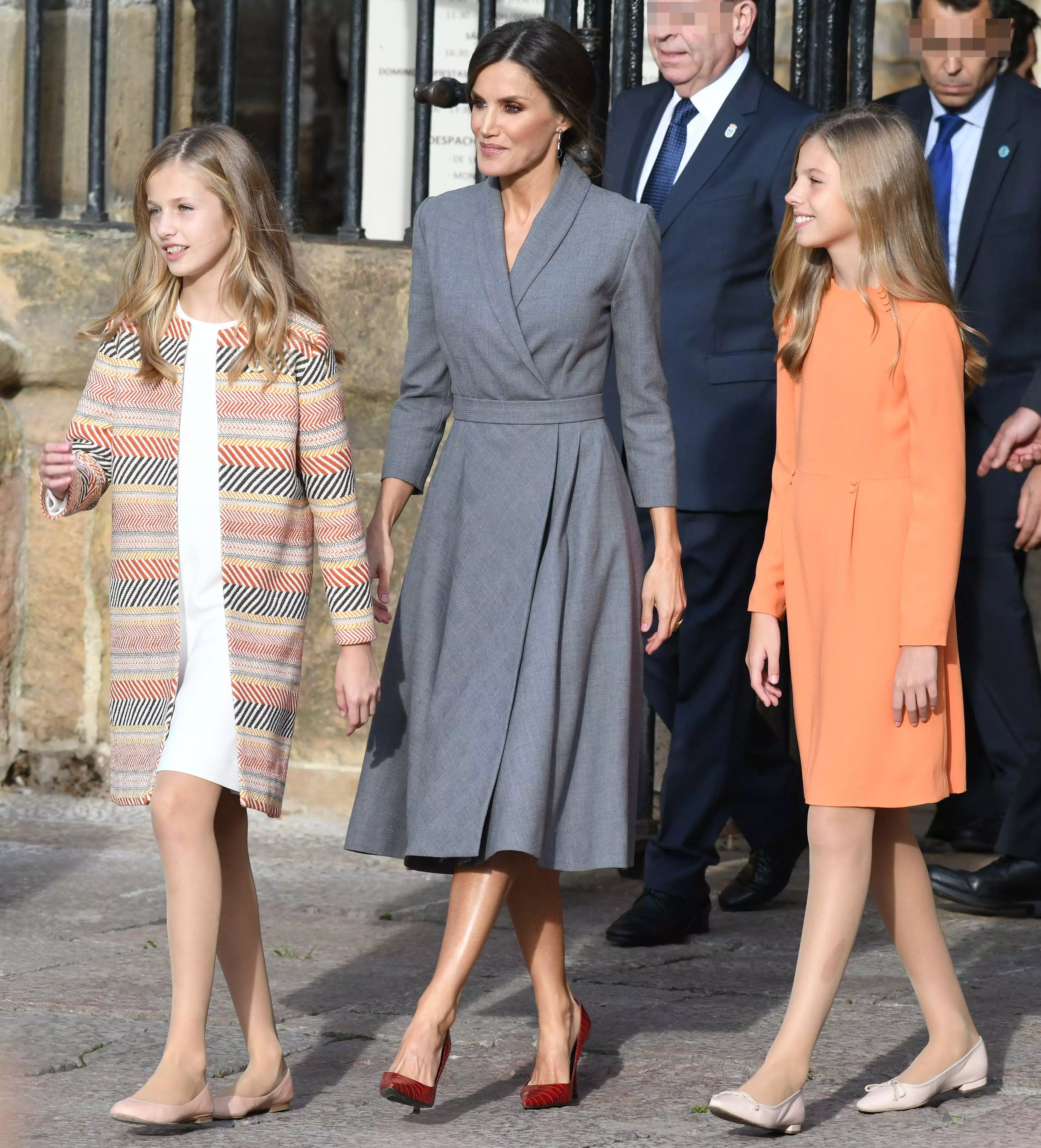 Nữ hoàng Letizia và các con gái Leonor và Sofía khi đến Oviedo