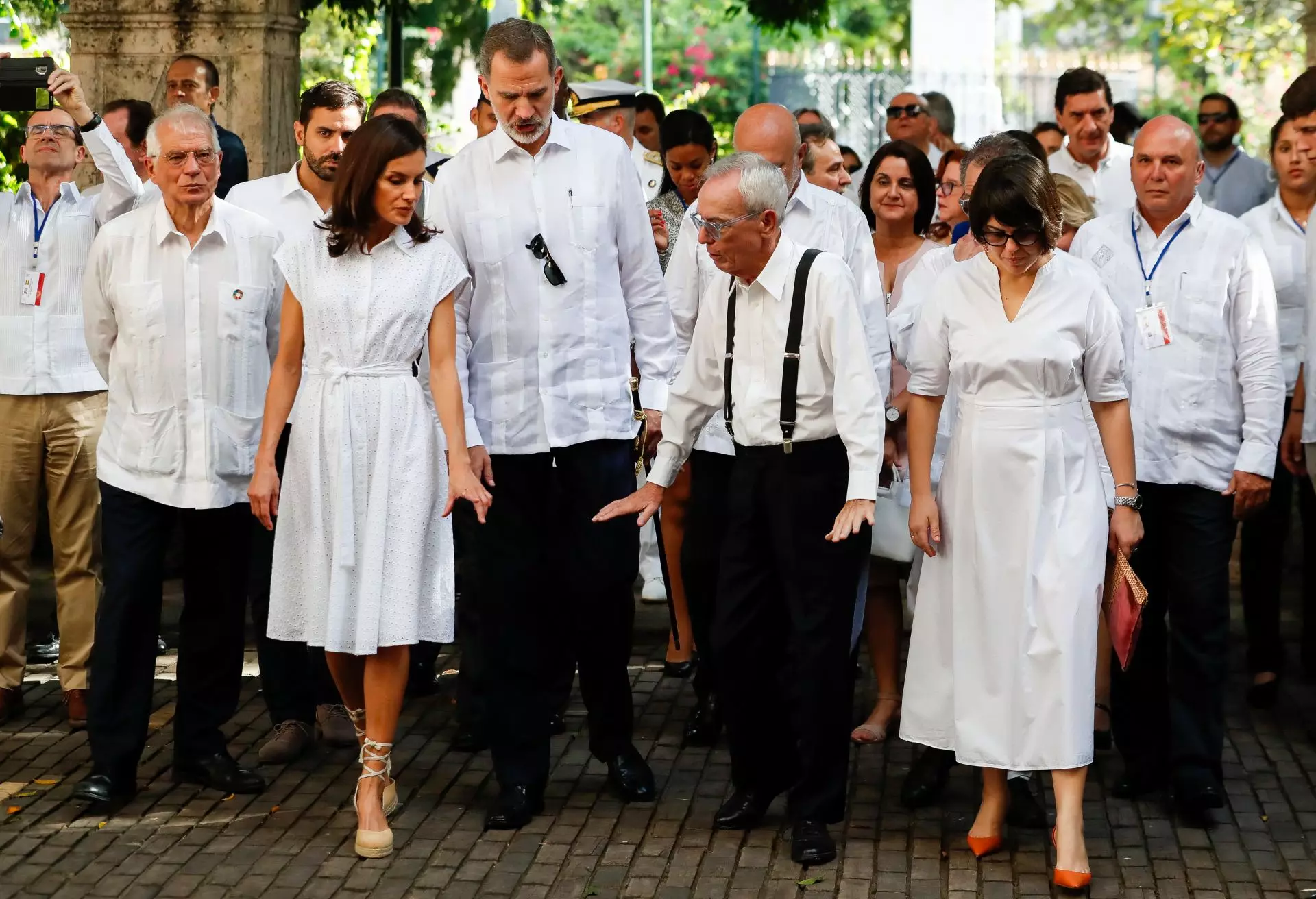 Letizia û Felipe di Plaza de Armas de li Havana dimeşin