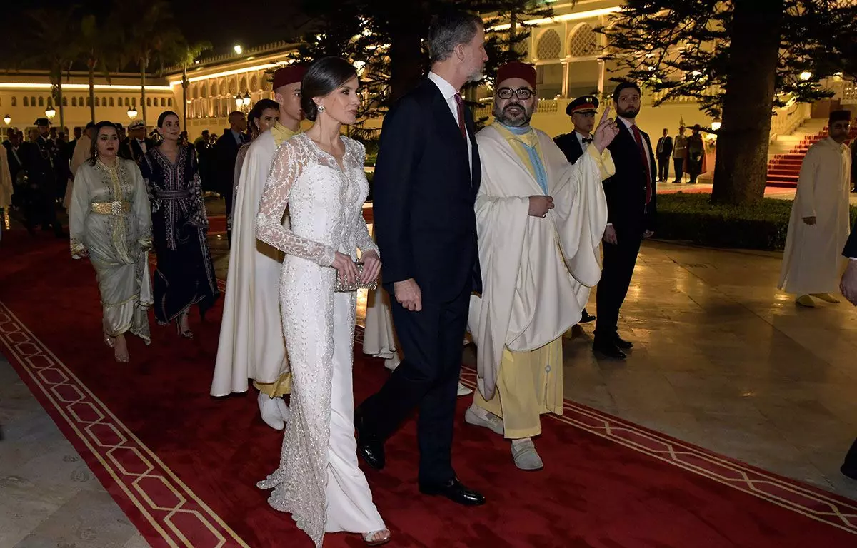 Inaliw ni Mohamed VI ang Hari at Reyna sa isang gala dinner sa kanyang palasyo. Ang Reyna ay nag-premiere ng puting hiyas na damit ni Felipe Varela.