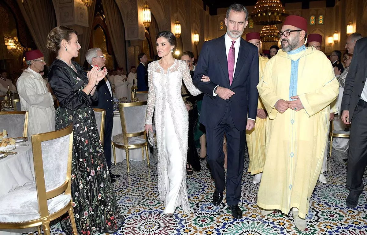 Mohamed VI underholdt kongen og dronningen med en gallamiddag i sit palads. Dronningen havde premiere på en hvid juvelkjole af Felipe Varela.