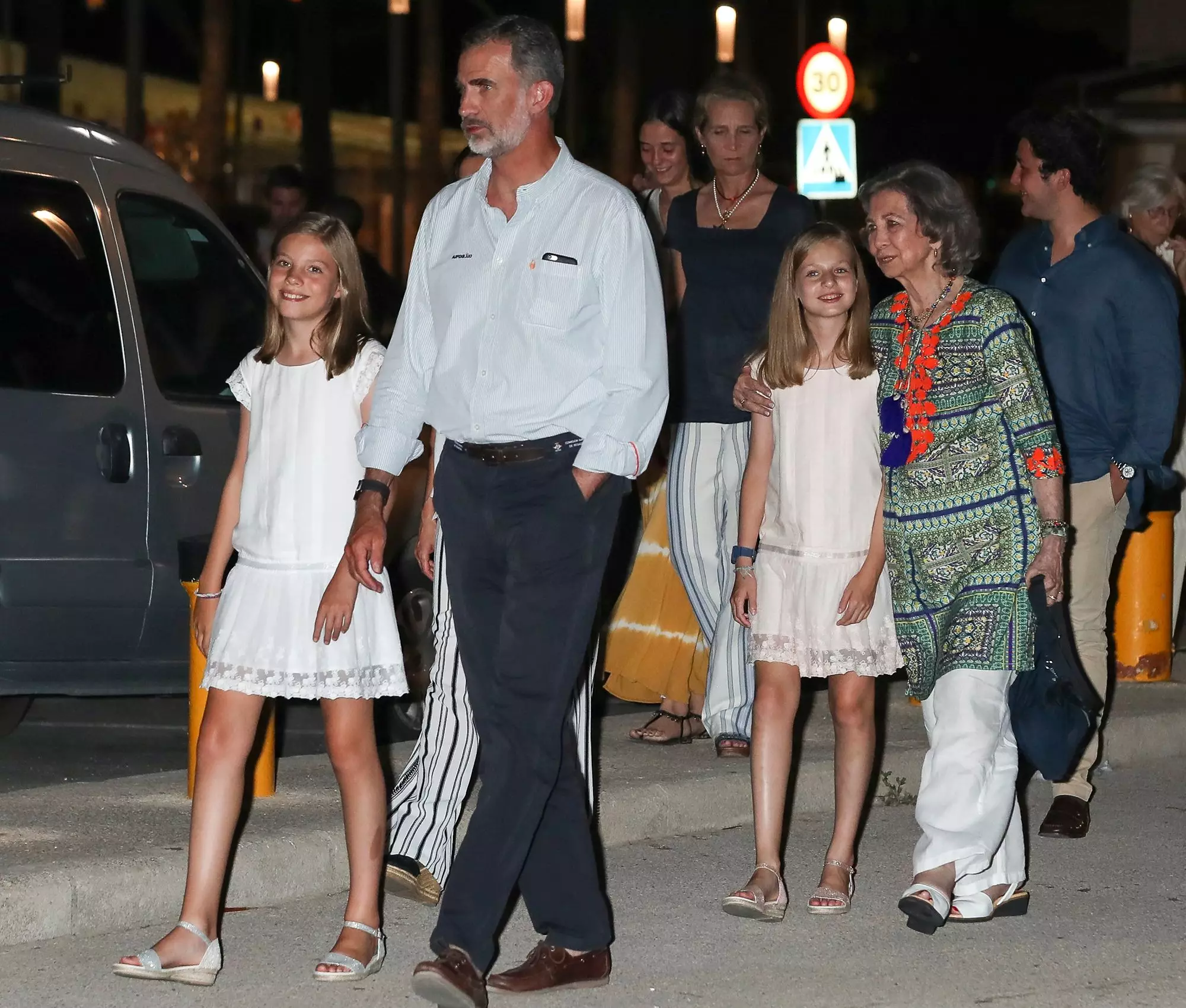 For første gang siden de landede i Palma de Mallorca, er alle medlemmer af den kongelige familie blevet set sammen.