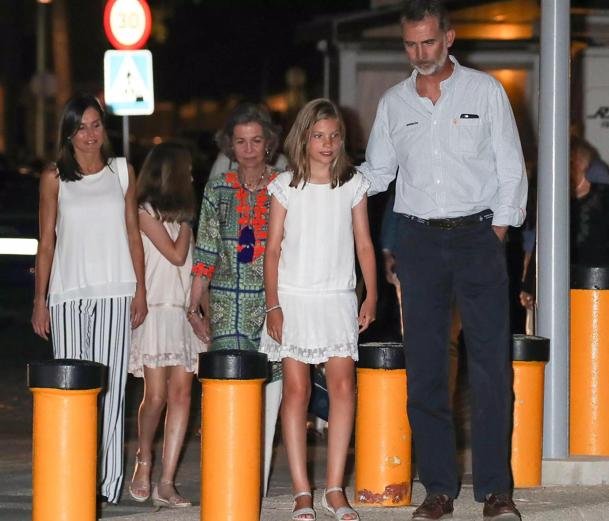 Raja dan Ratu, putri mereka, Putri Leonor dan Infanta Sofía, Ratu Sofía, Infanta Elena dan Froilán dan Victoria Federica de Marichalar menikmati malam di sebuah restoran di lingkungan Portixol, memberikan sentuhan akhir untuk masa tinggal mereka di Mallorca.